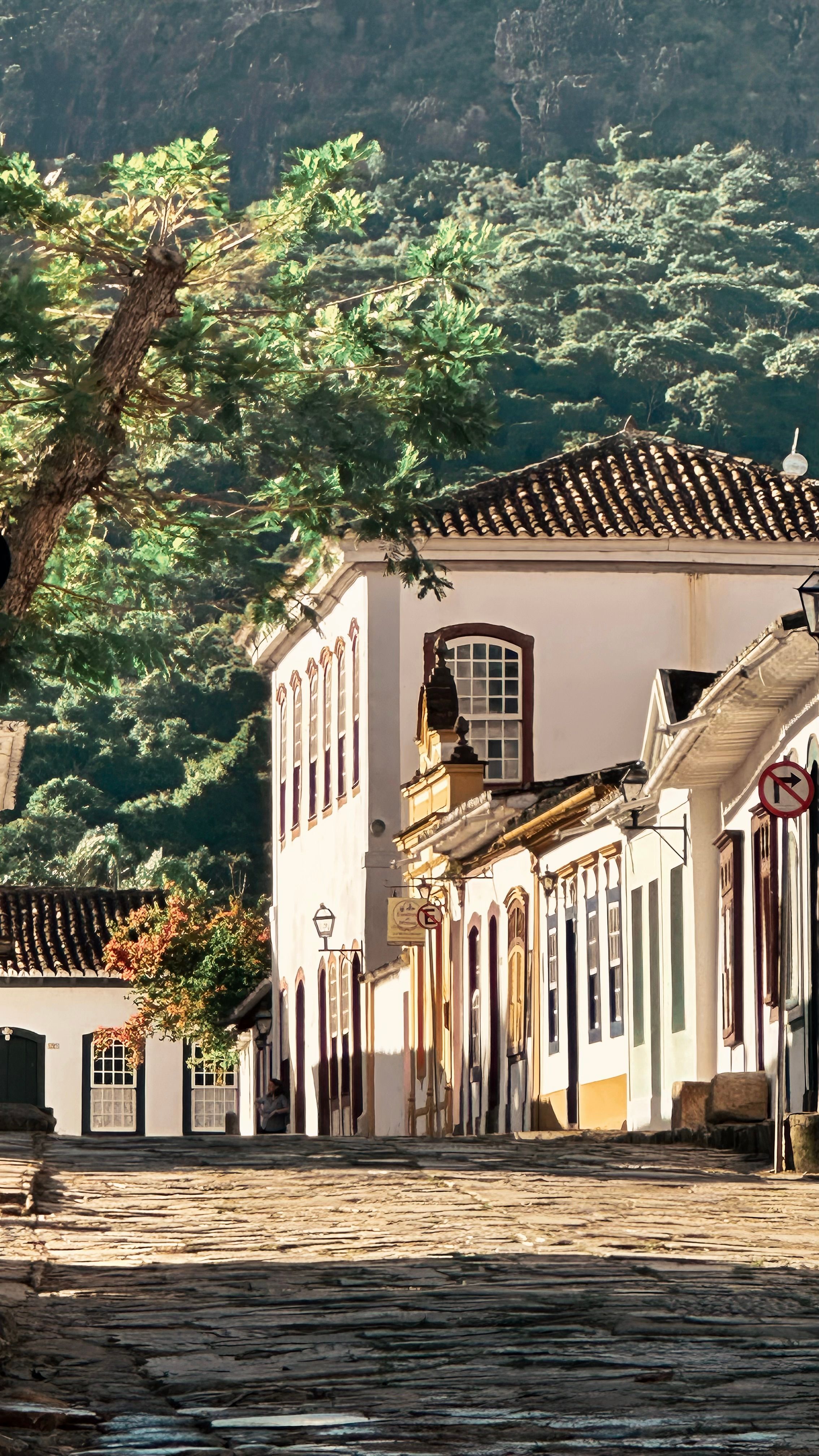 Charming Colonial Street in Historic Town · Free Stock Photo