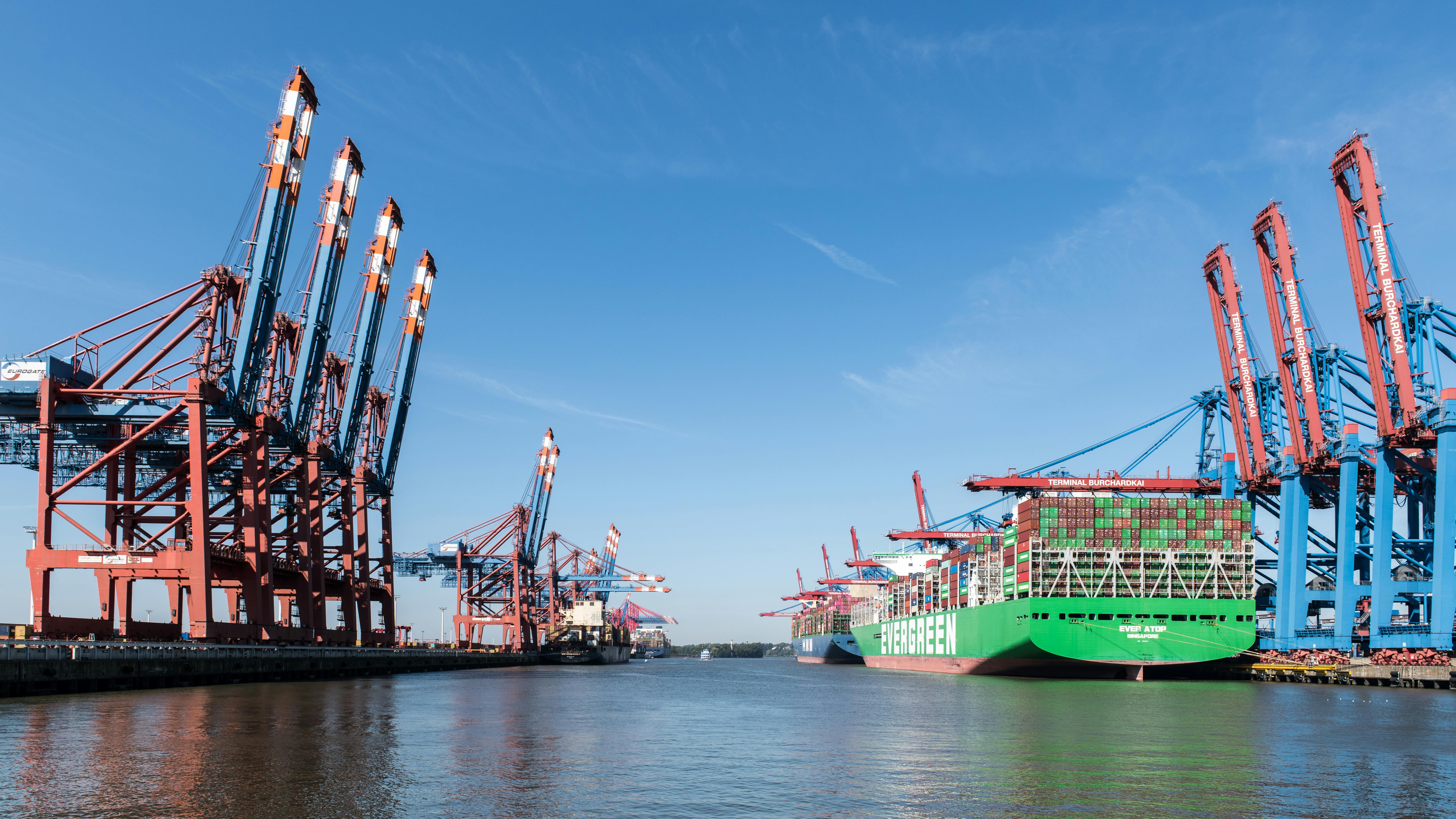 Kapal Kontainer Di Pelabuhan Hamburg · Foto Stok Gratis