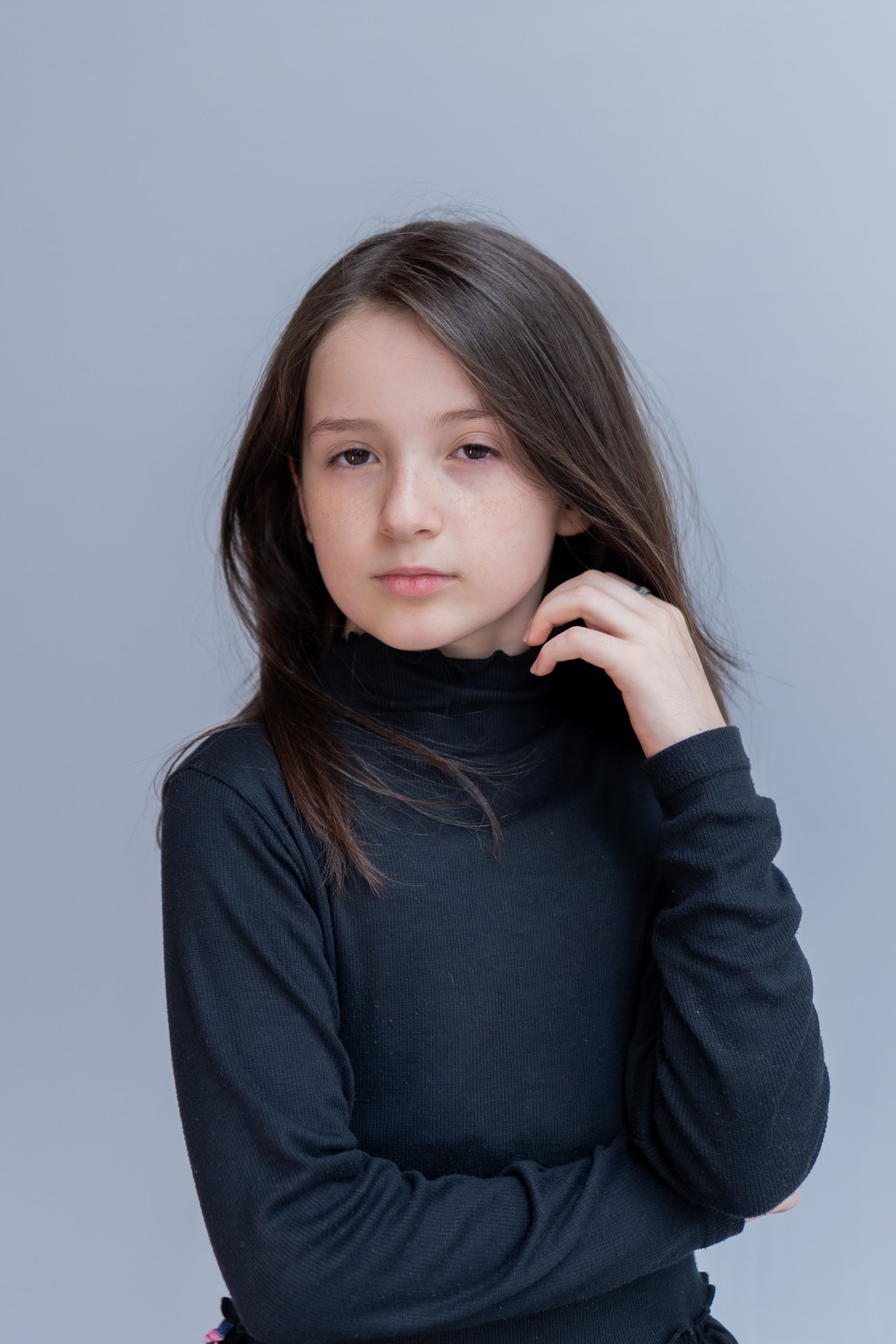Portrait D'une Jeune Fille Au Col Roulé Noir · Photo gratuite