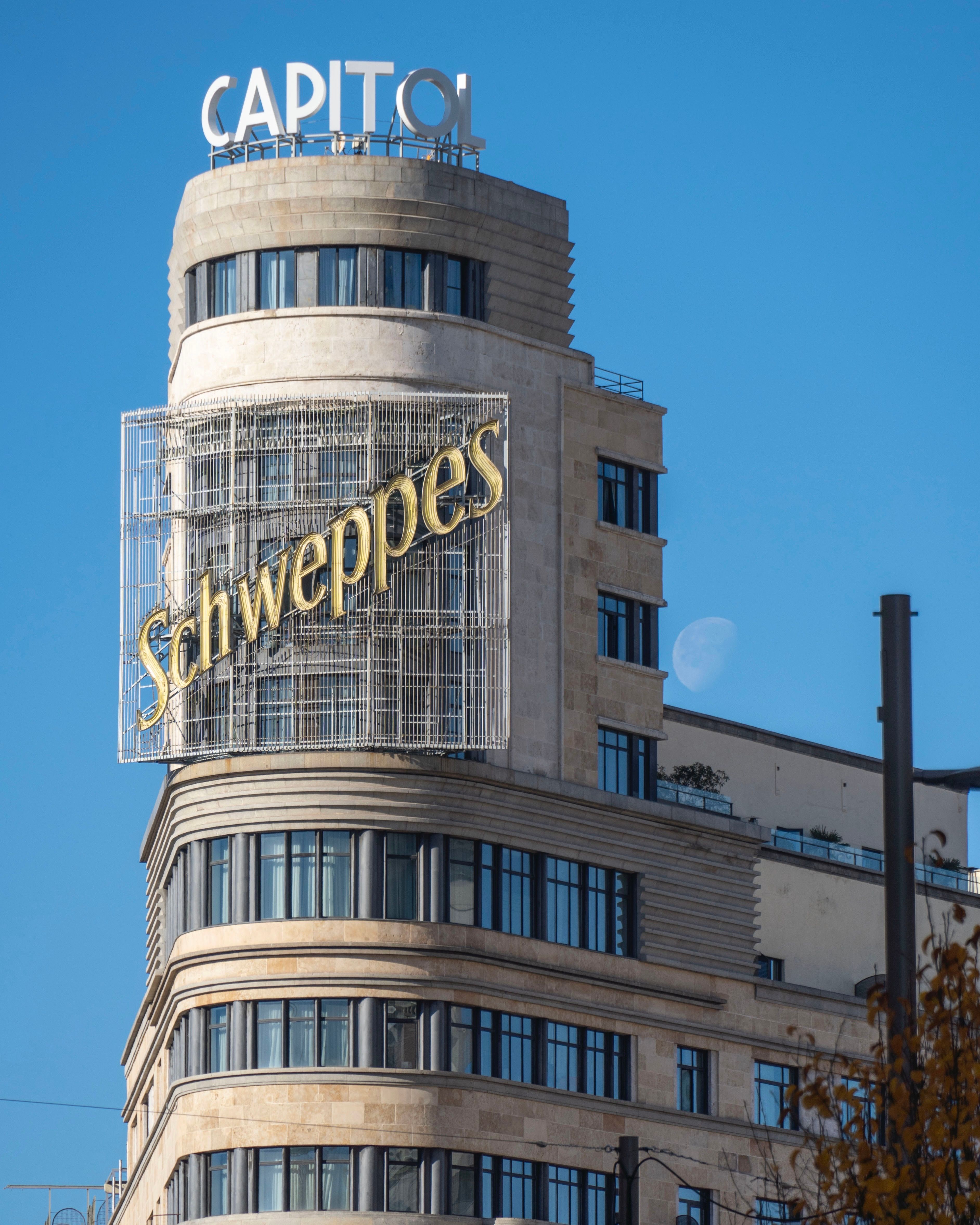 El Capitolio De Madrid Con El Cartel De Schweppes · Foto de stock gratuita