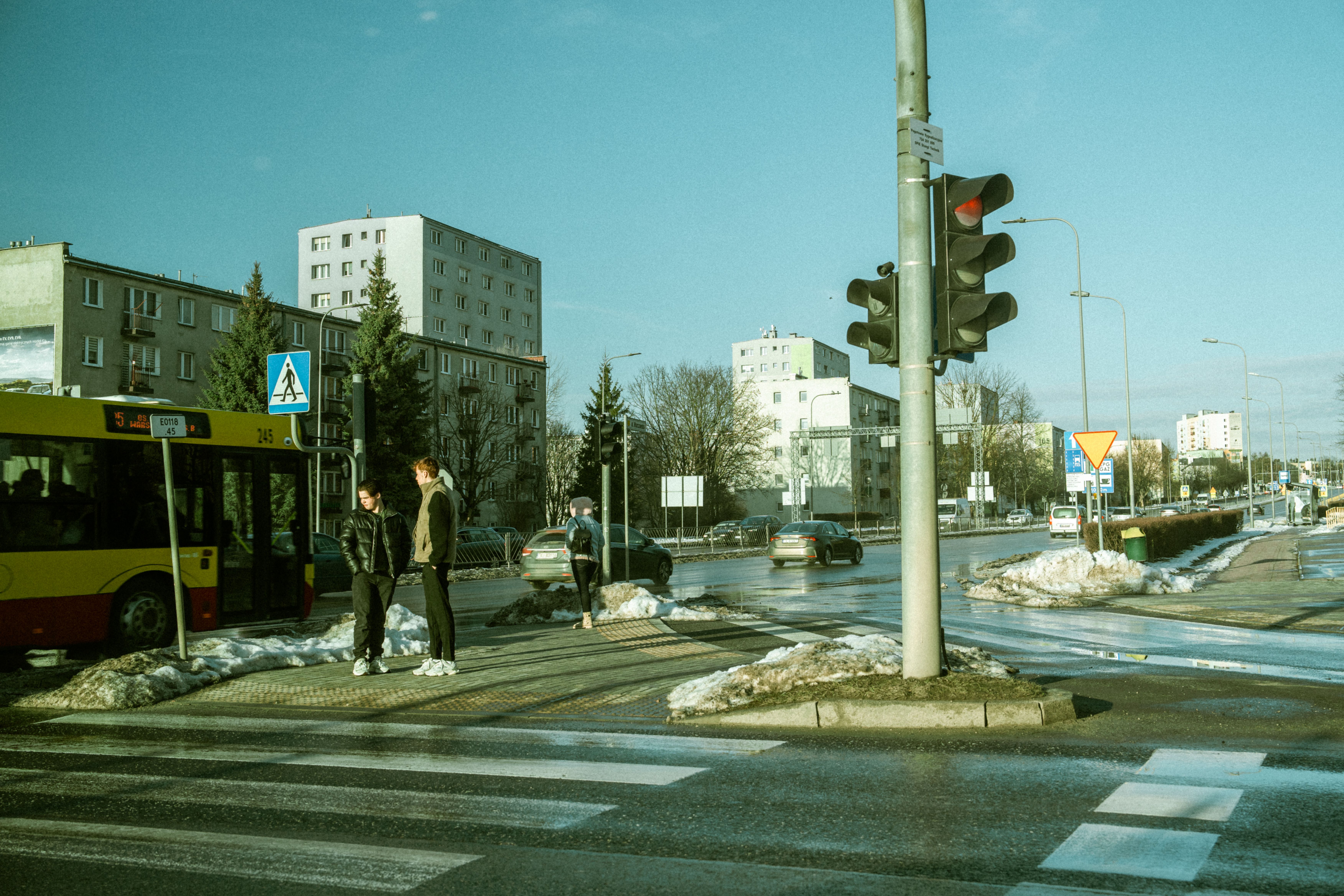 Urban Street Scene with Traffic Light and Pedestrians · Free Stock Photo