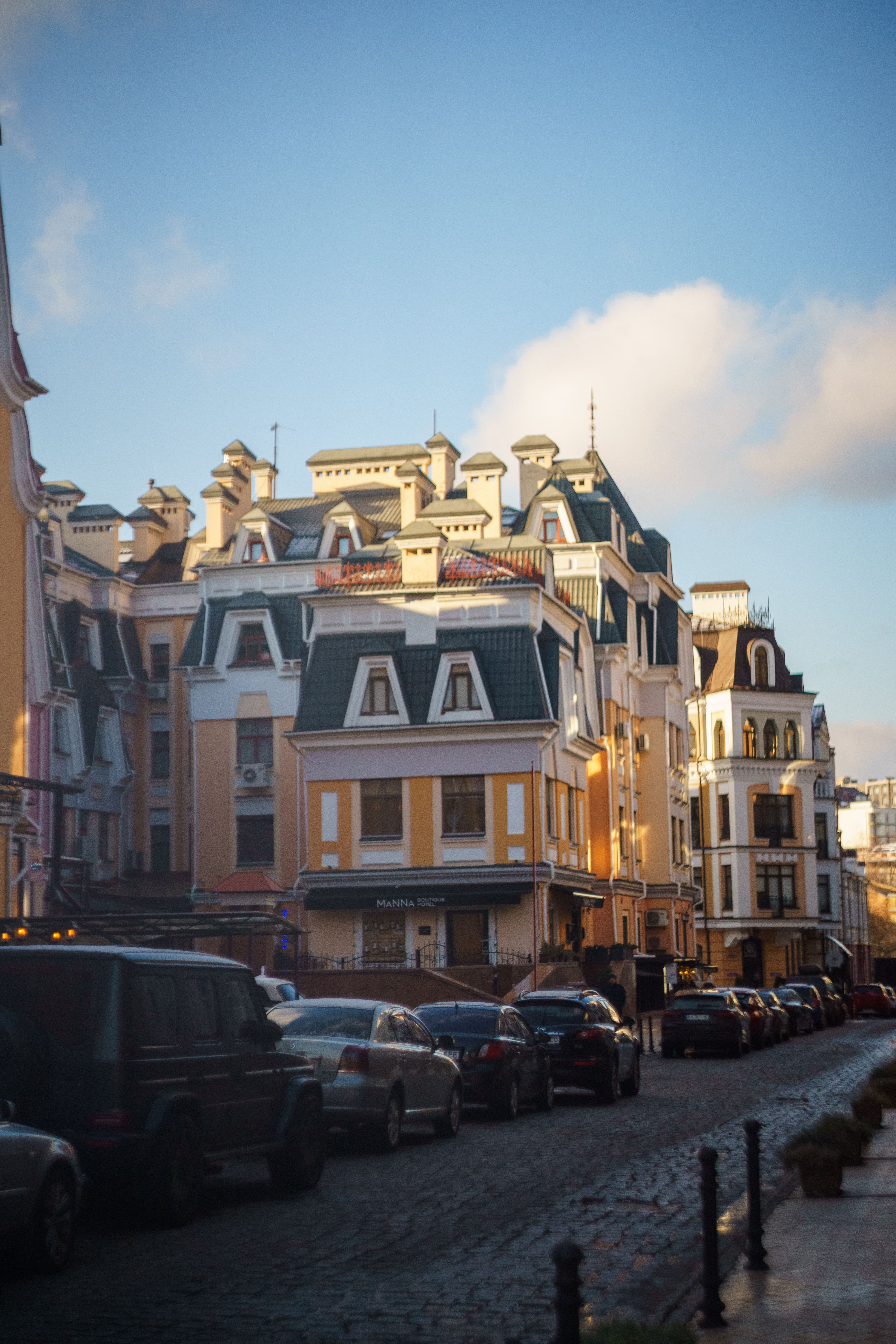 Charming Street with Historic European Architecture · Free Stock Photo