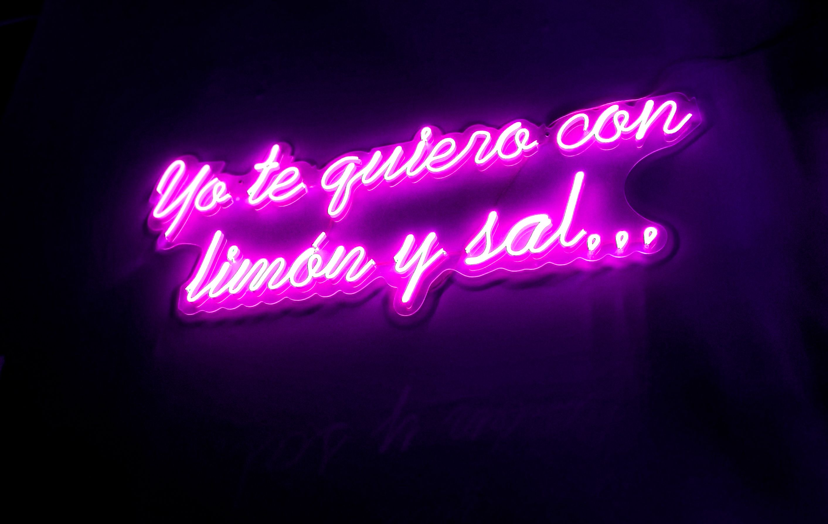 Neon Sign with Spanish Phrase Glowing Purple · Free Stock Photo