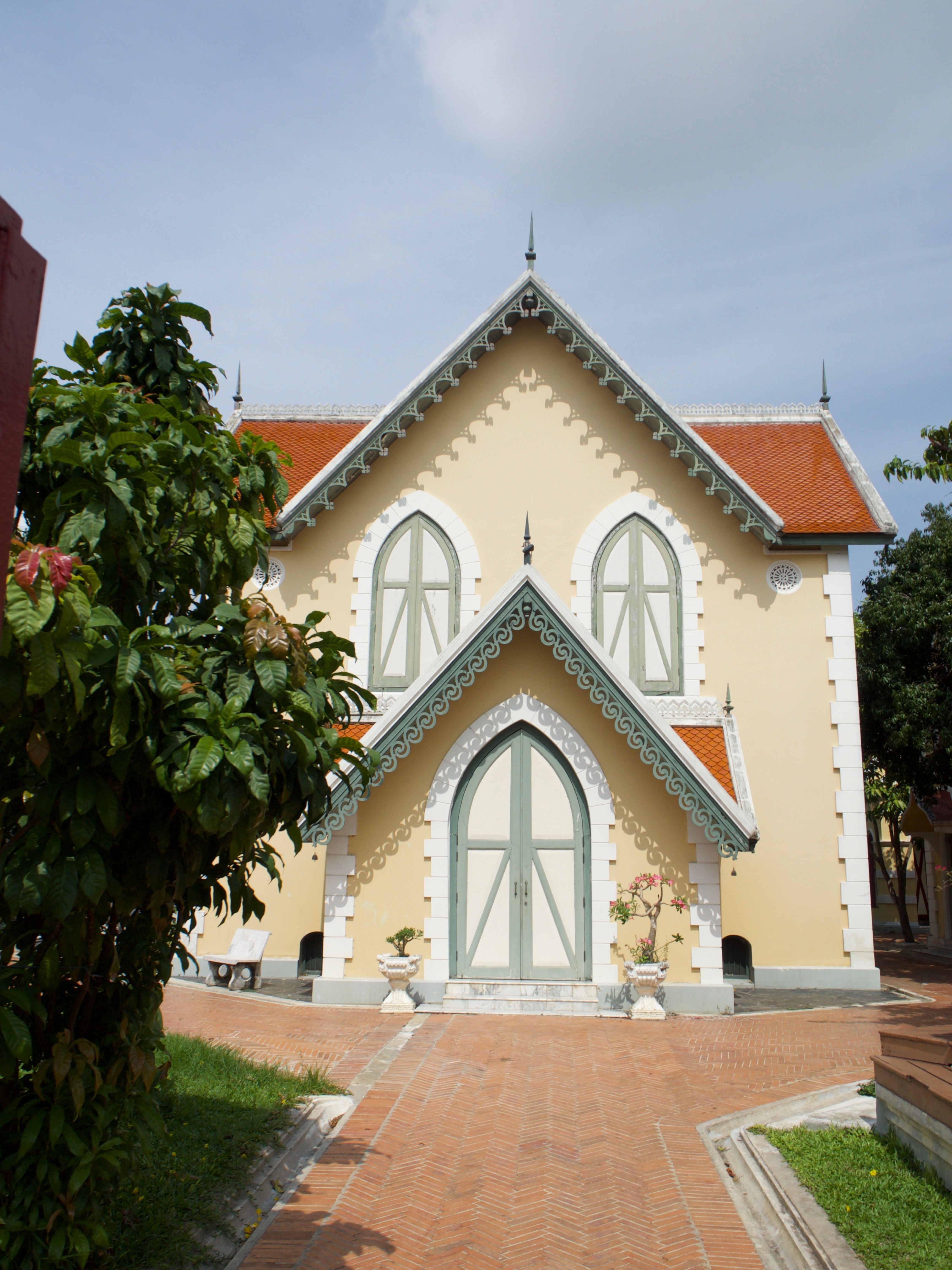 Charming Gothic-Style Yellow Chapel Exterior · Free Stock Photo