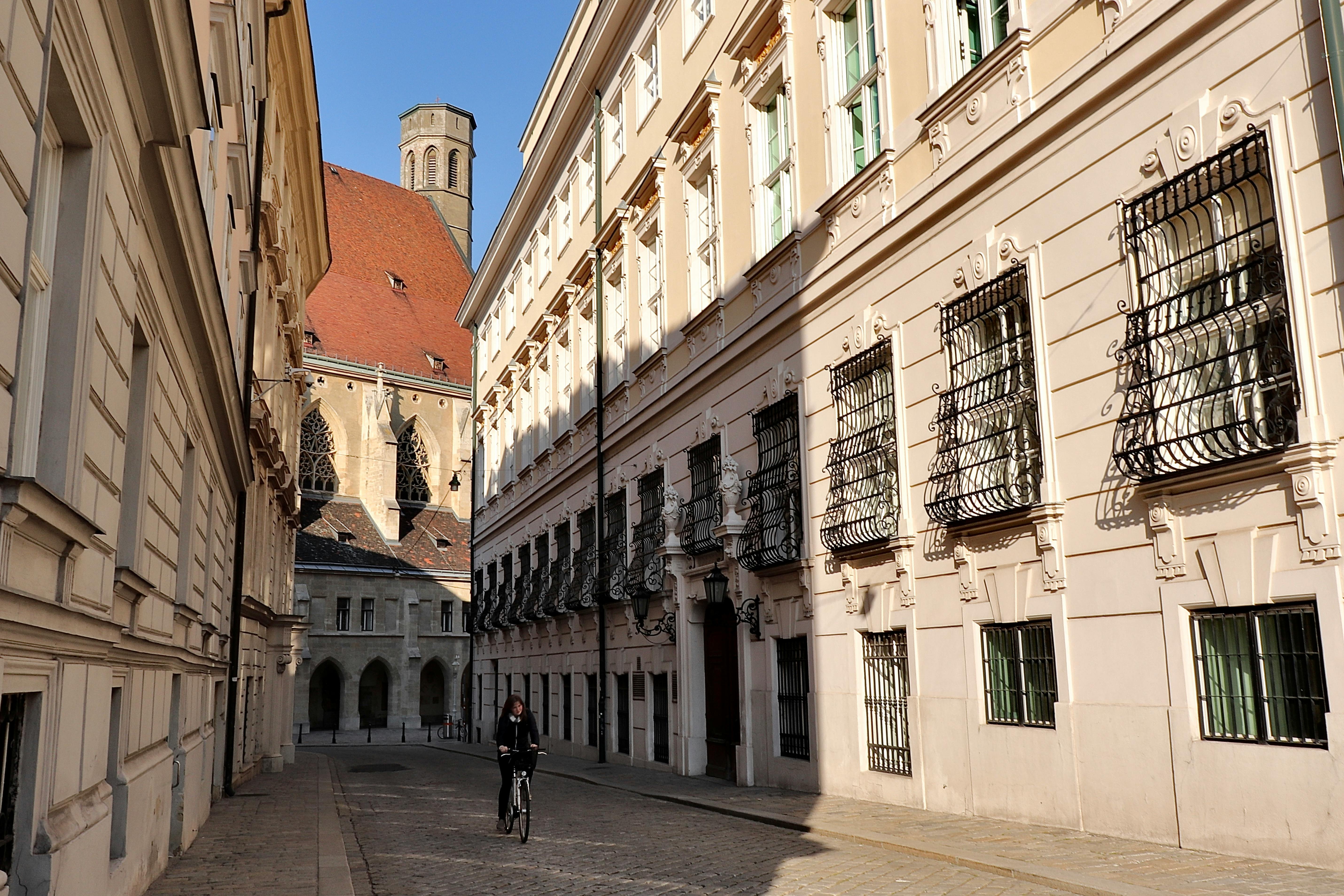 Charming Vienna Street with Historic Architecture · Free Stock Photo