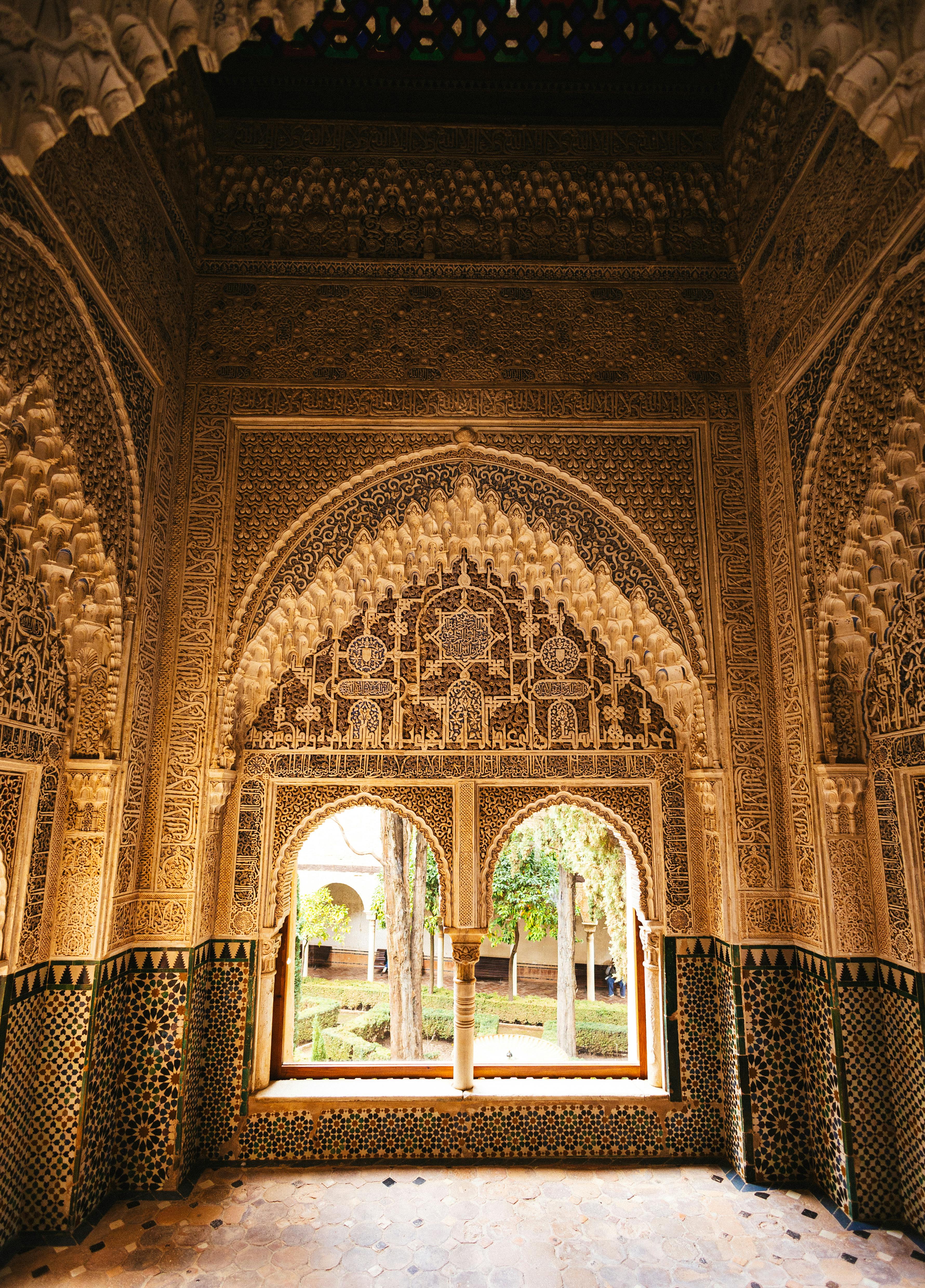 Intrincados Arcos Moriscos En El Palacio De La Alhambra, España · Foto ...