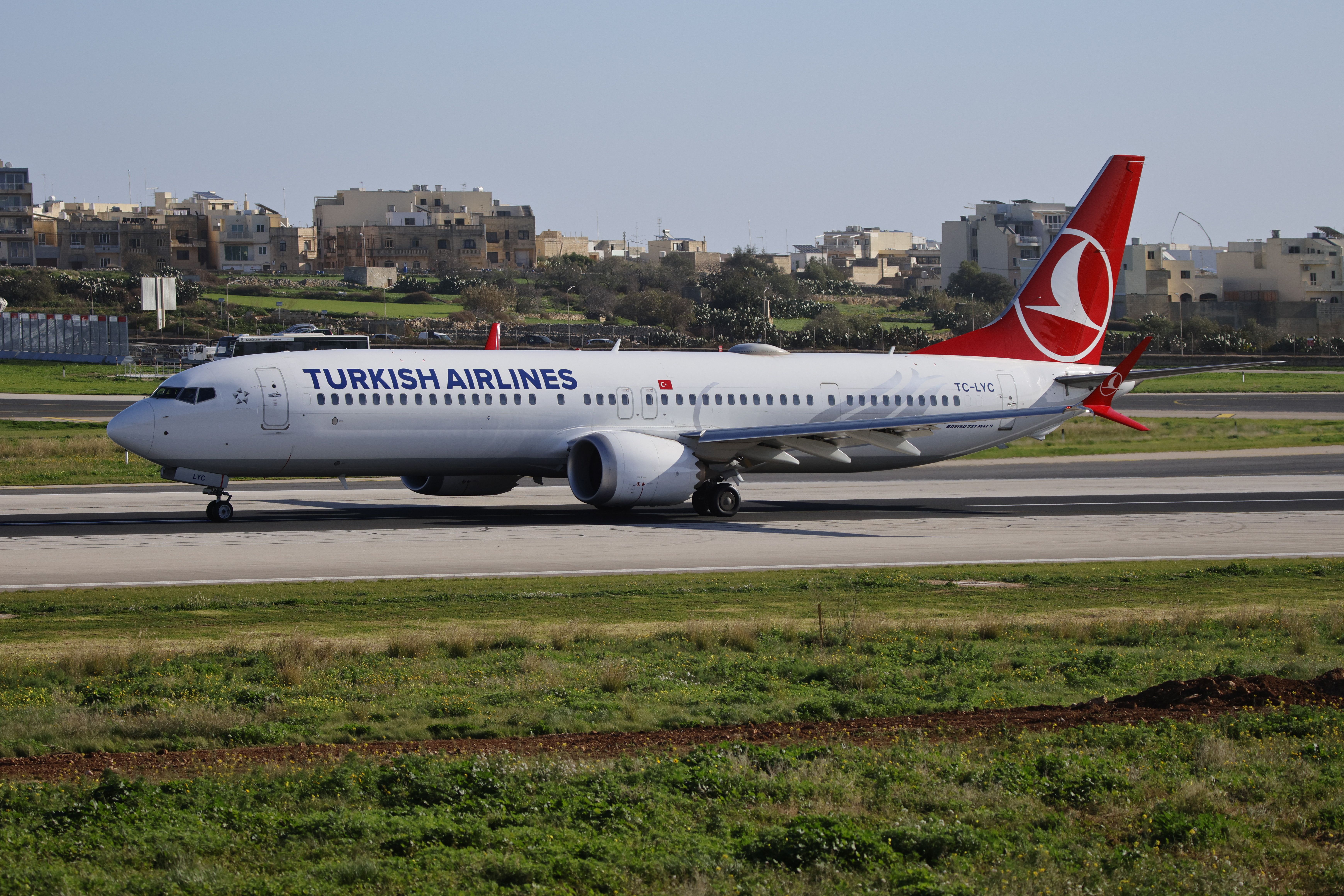 Pesawat Boeing 737 Turkish Airlines Di Landasan Pacu Bandara · Foto ...
