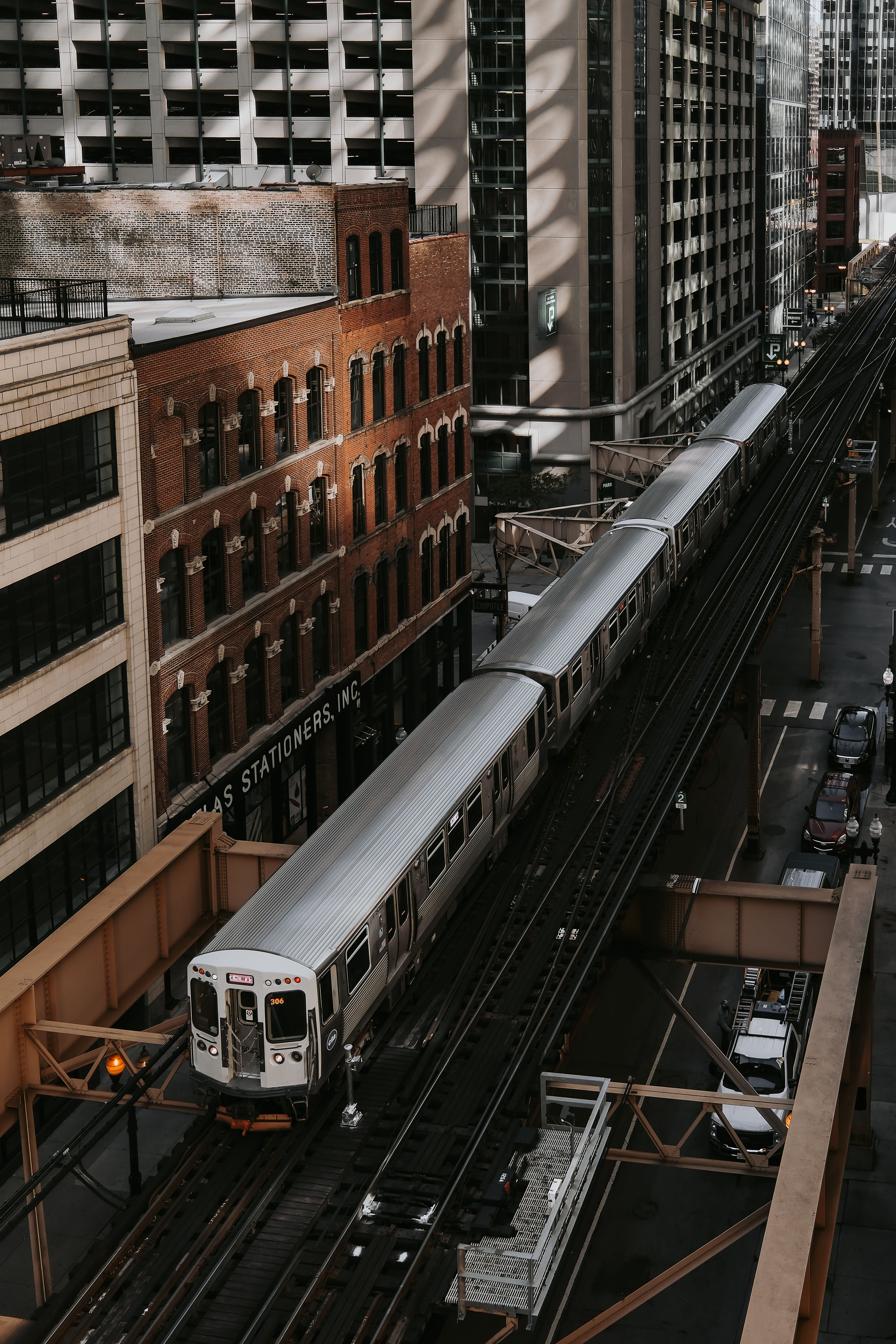 Elevated Train in Chicago's Urban Landscape · Free Stock Photo