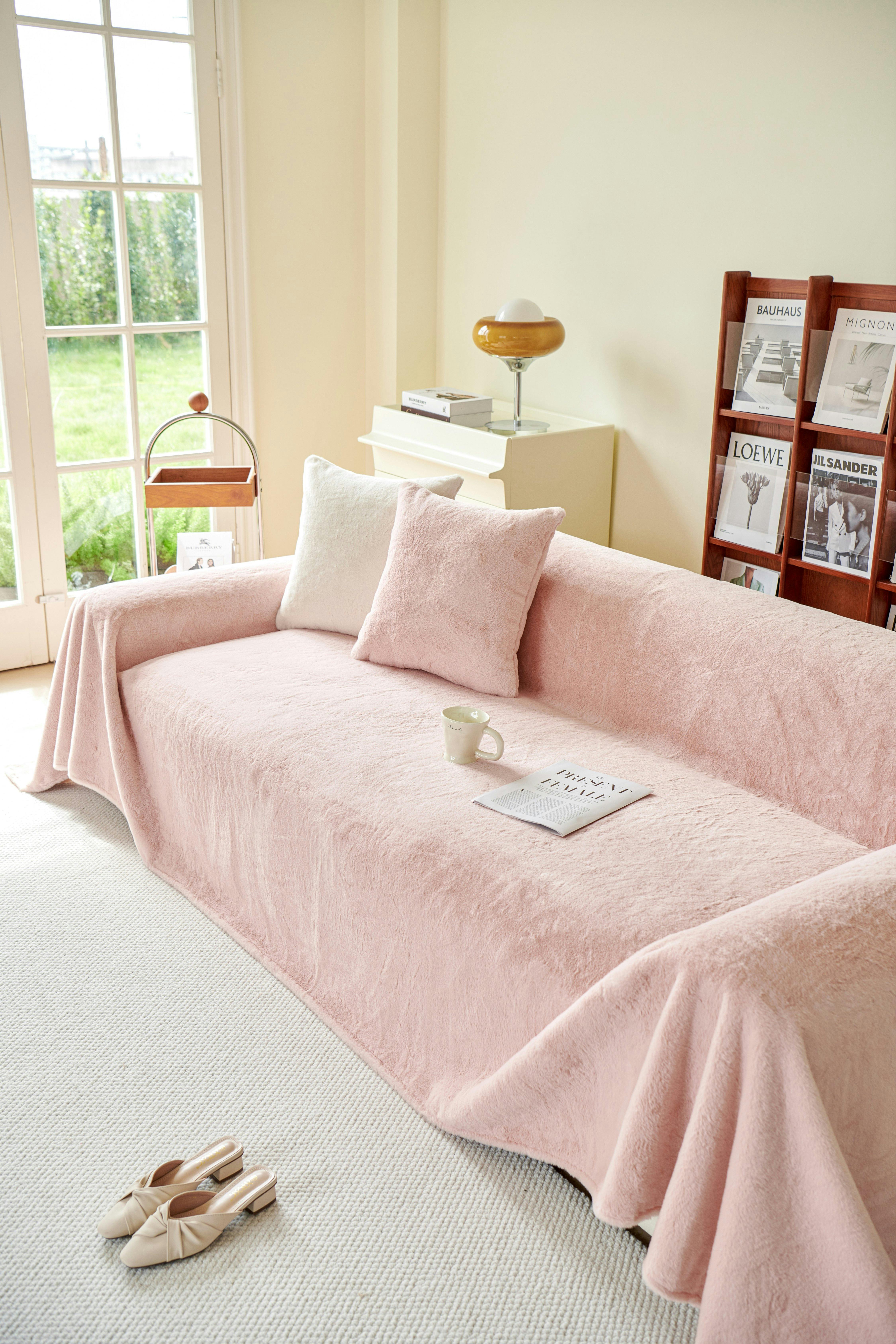 Elegant Modern Living Room with Pink Sofa Cover · Free Stock Photo