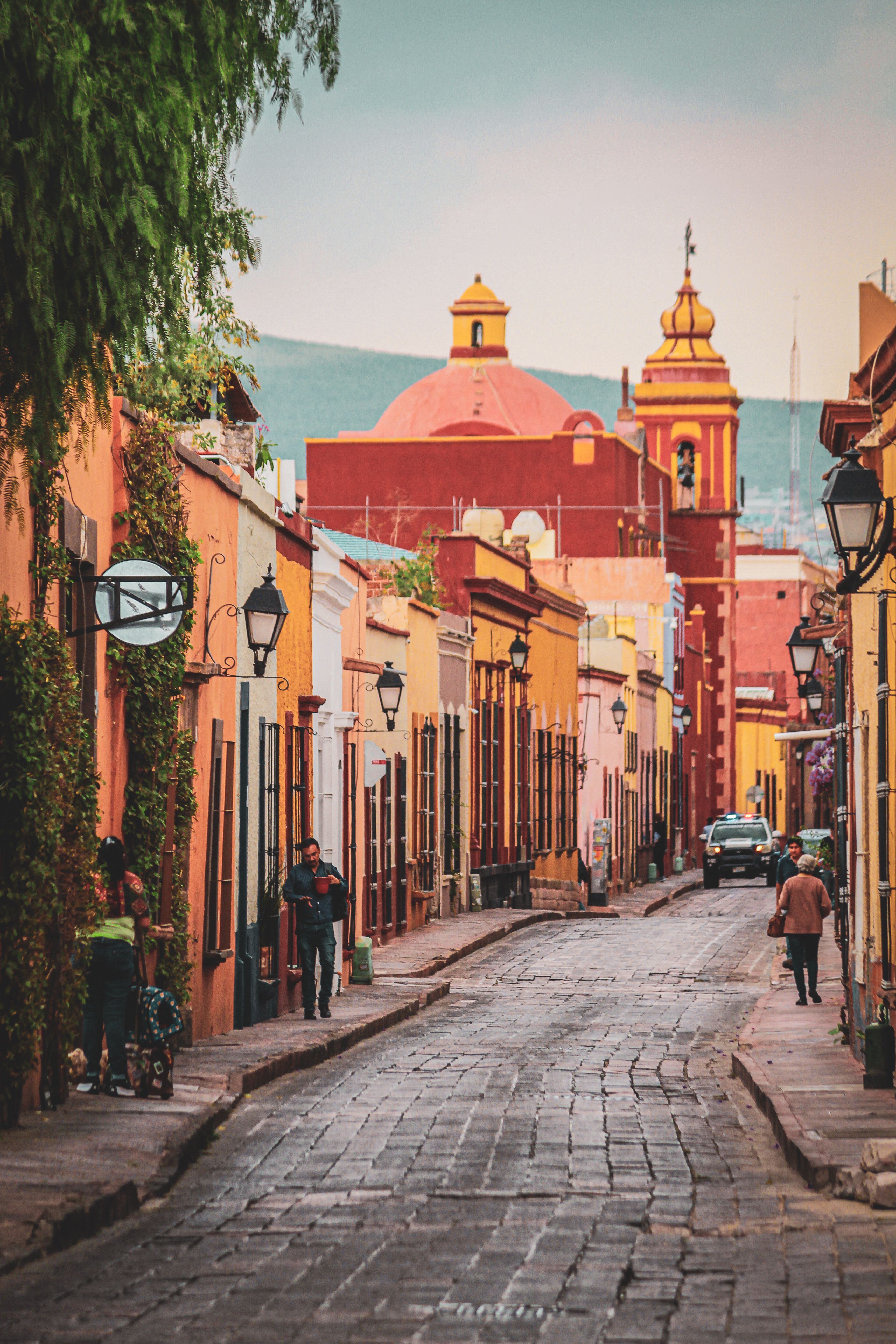 Colorida Vista De La Calle En Santiago De Querétaro · Foto de stock ...