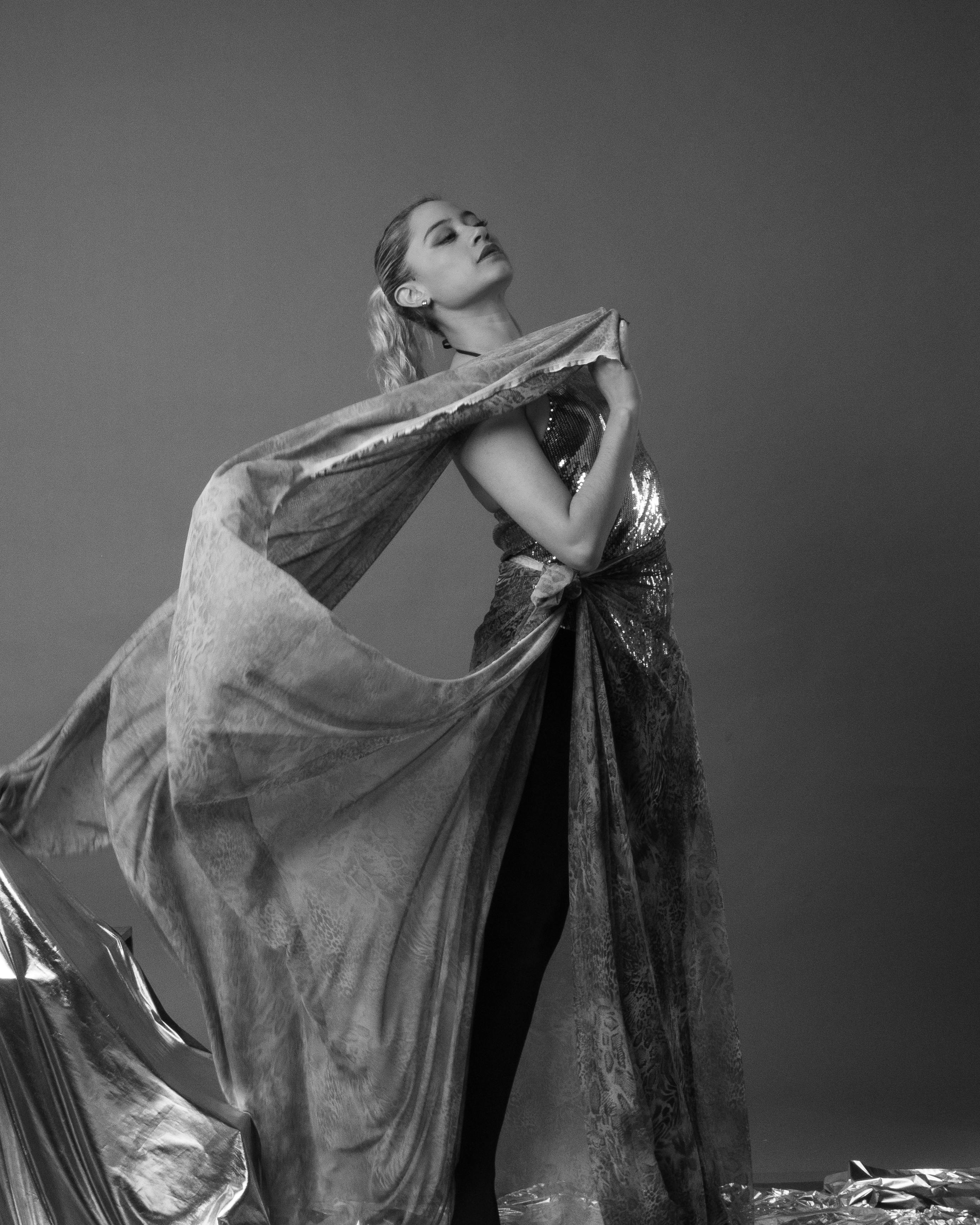 Elegante Retrato De Moda Con Un Dramático Vestido Negro · Foto de stock ...