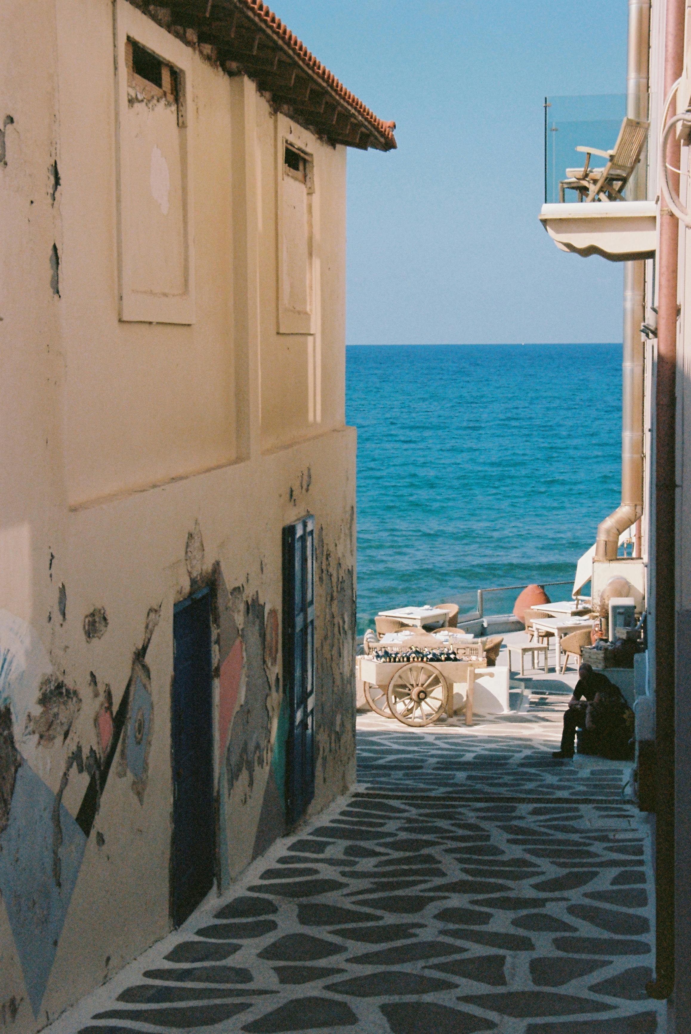 Charming Seaside Alley in Greece with Ocean View · Free Stock Photo
