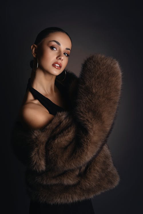 Retrato De Moda Elegante Con Abrigo De Piel Y Fondo Oscuro · Foto De