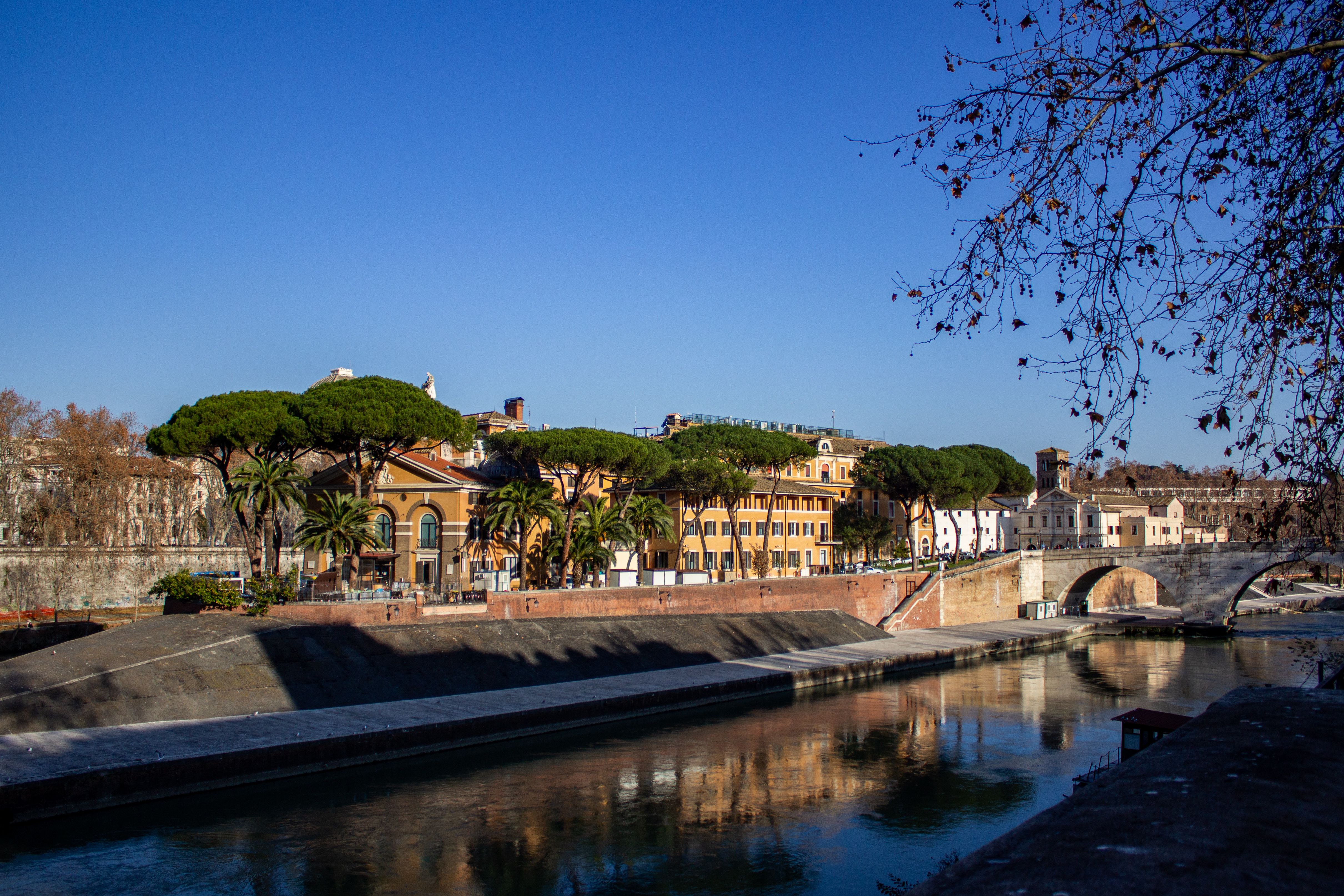 Scenic View of Rome's Tiber River and Architecture · Free Stock Photo