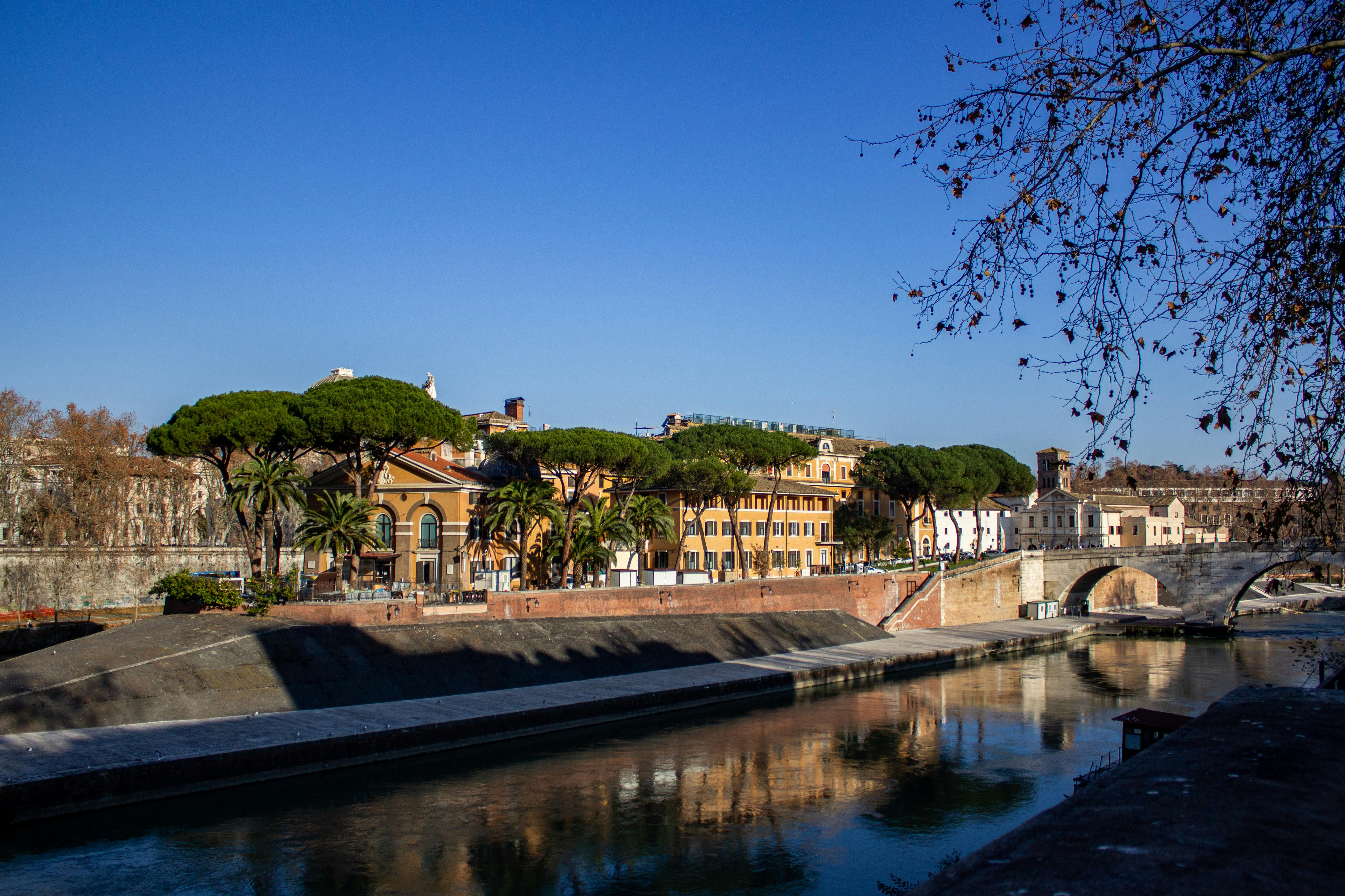 Vista Panorámica Del Río Tíber Y La Arquitectura De Roma · Foto de ...