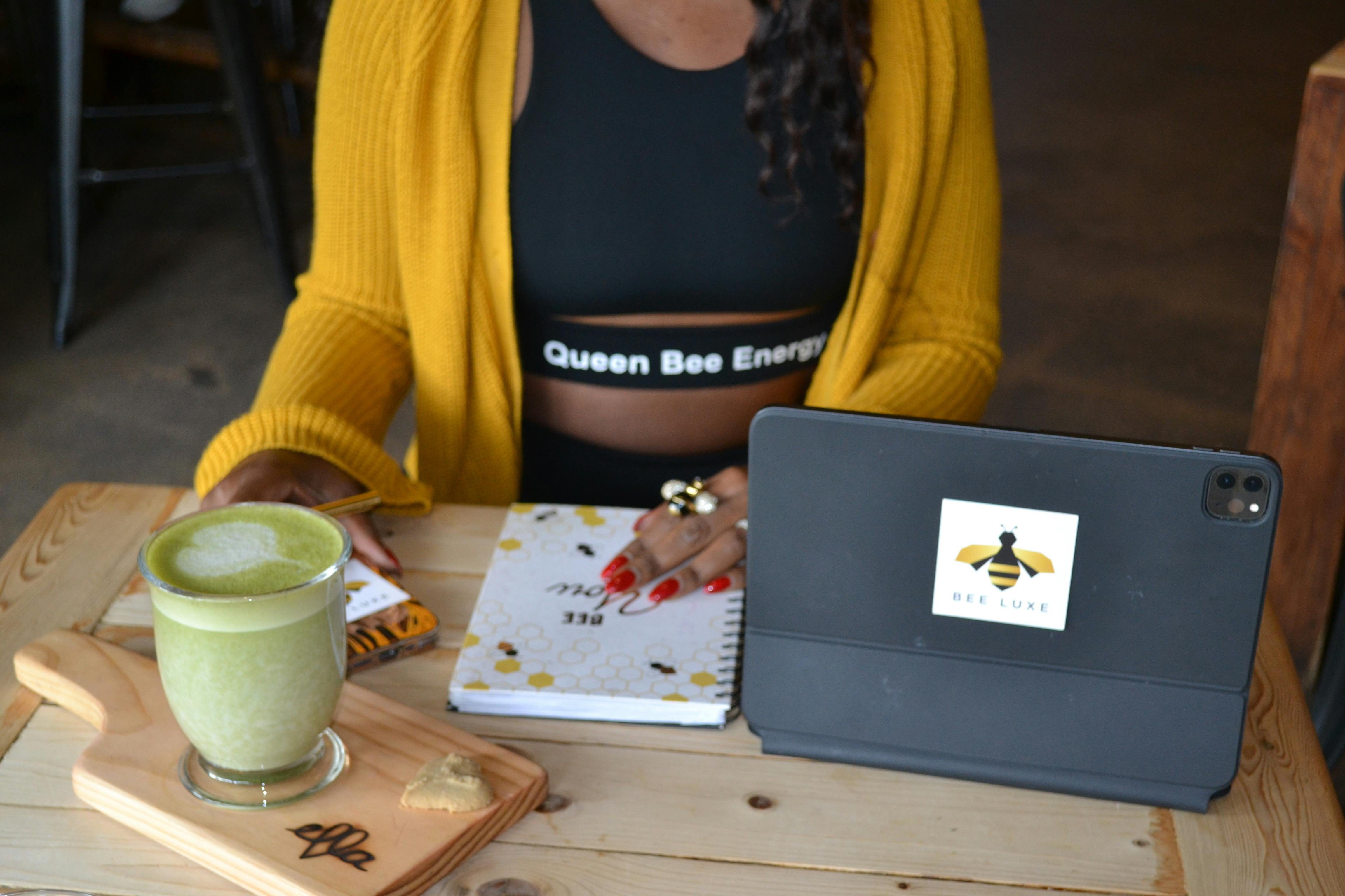 Mulher De Cardigan Amarelo Com Smoothie Verde E Tablet · Foto ...