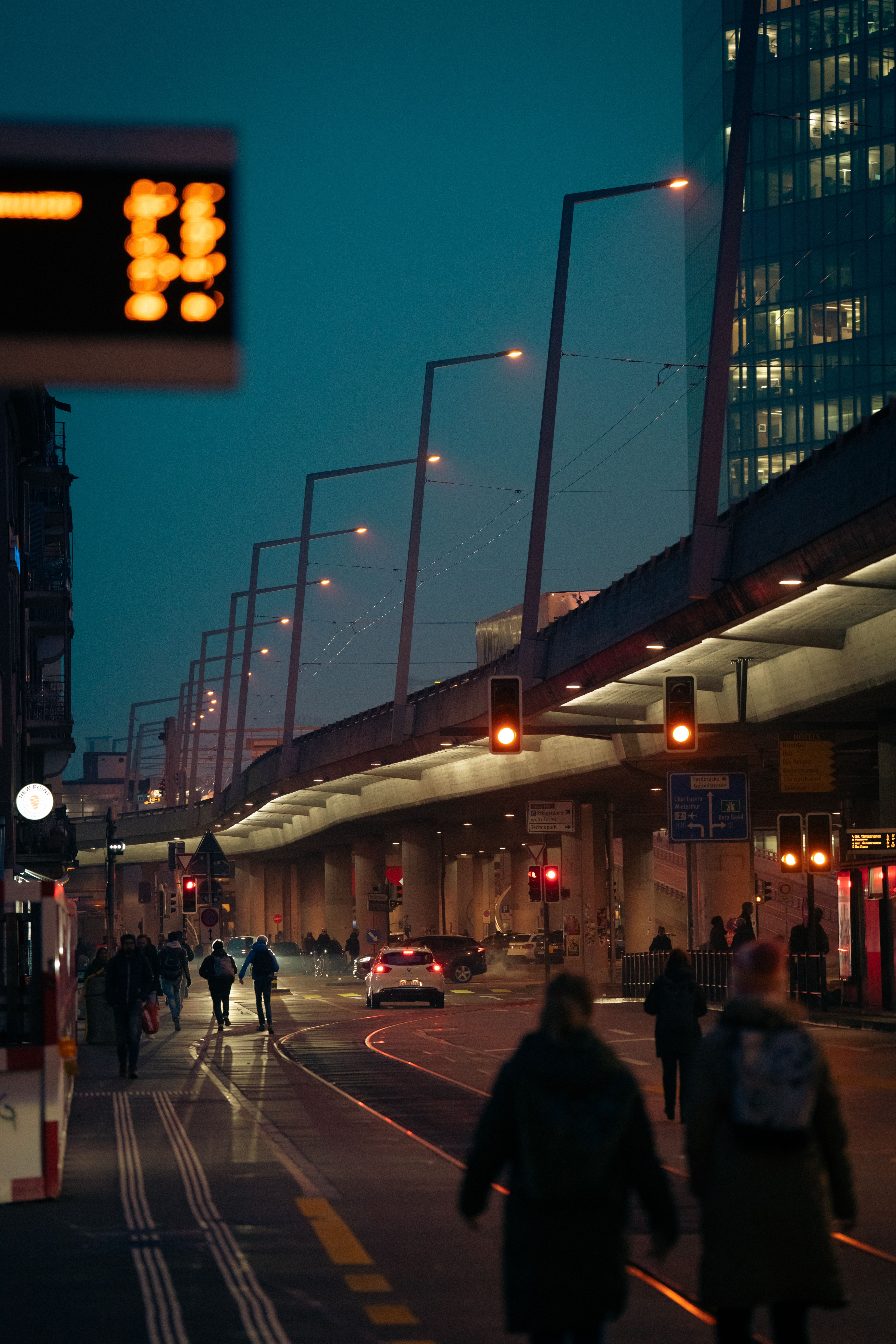 Urban street scene during twilight in winter · Free Stock Photo
