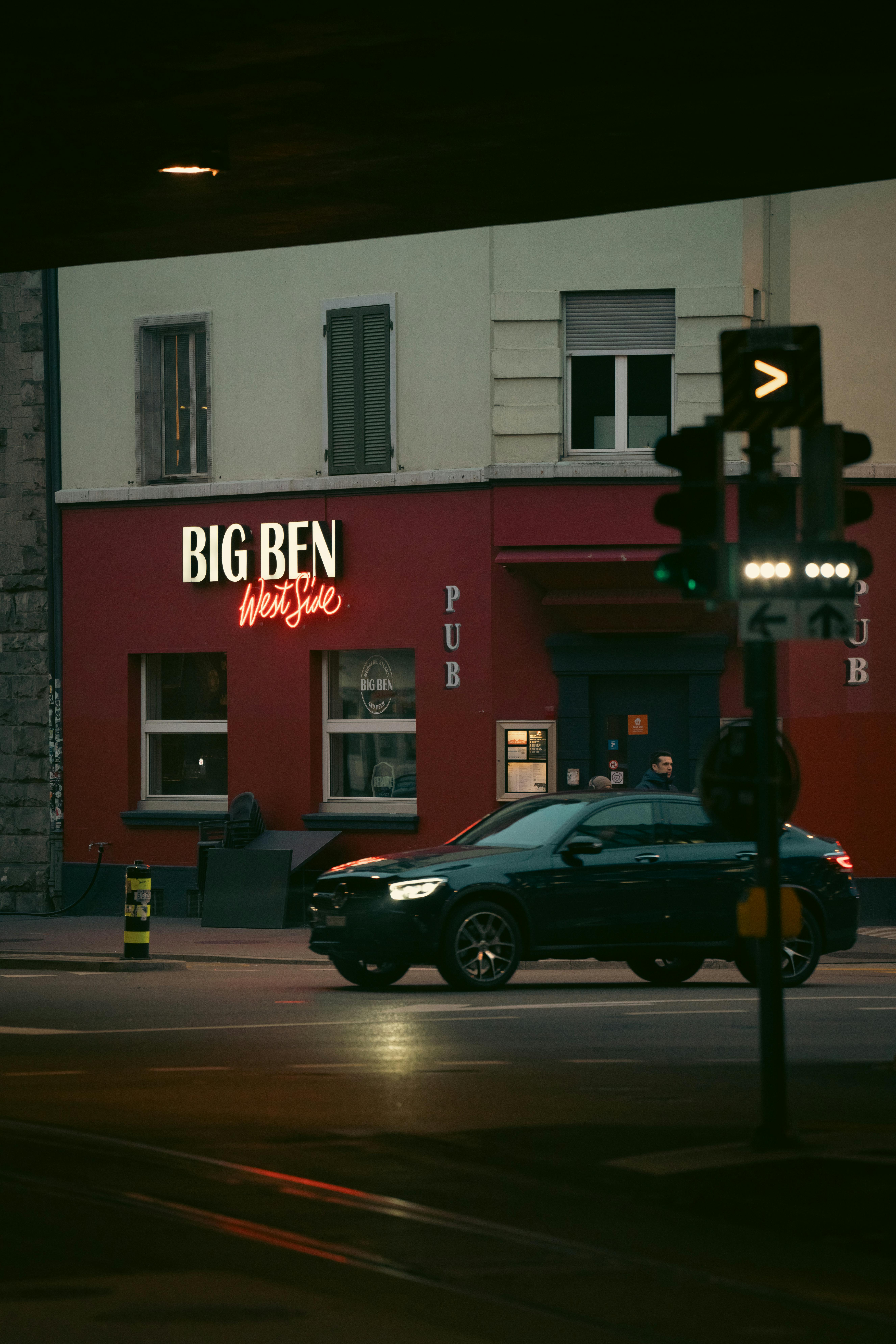 Nighttime City Scene Outside Big Ben Pub · Free Stock Photo