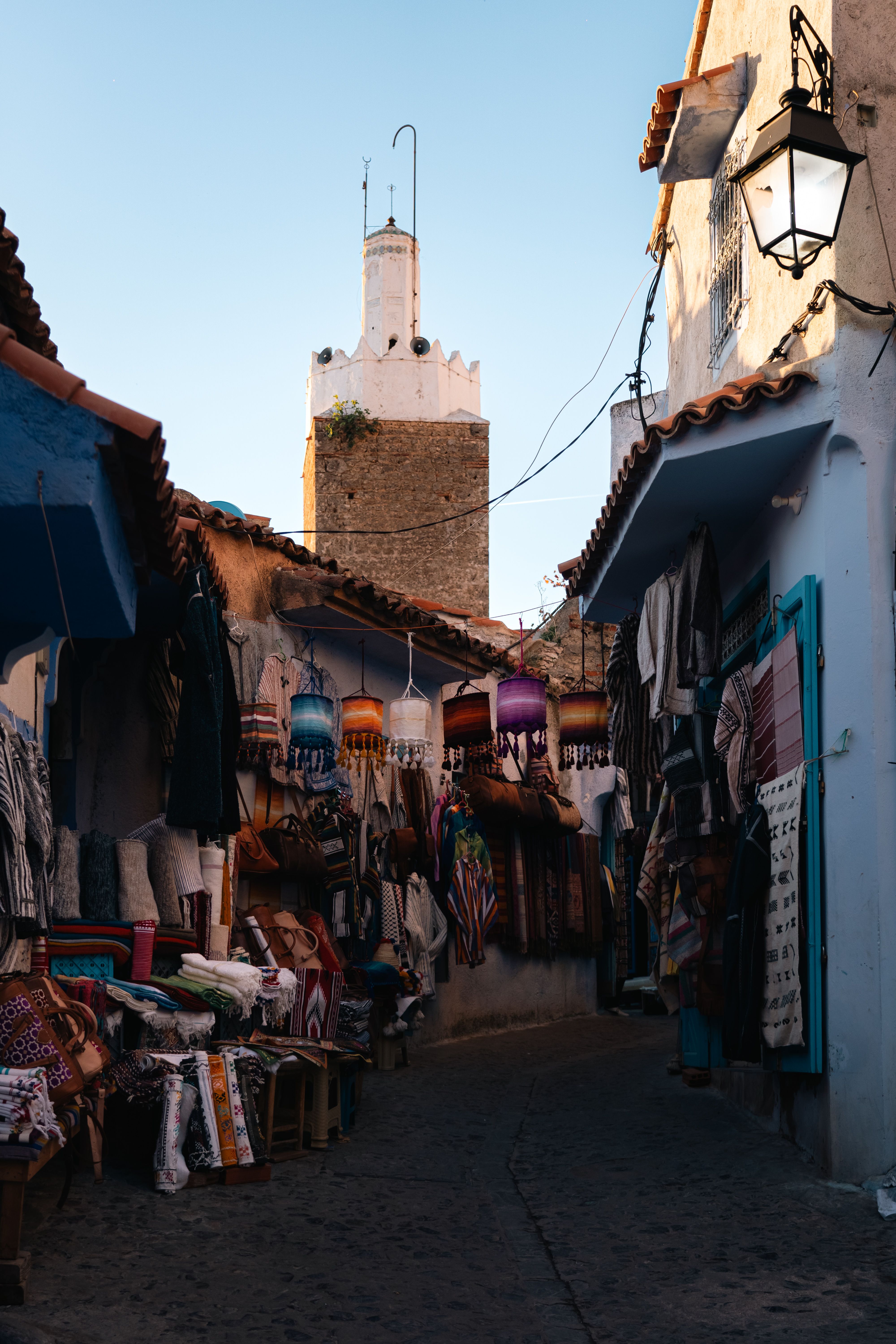 Charmante Rue Commerçante Marocaine Au Crépuscule · Photo gratuite