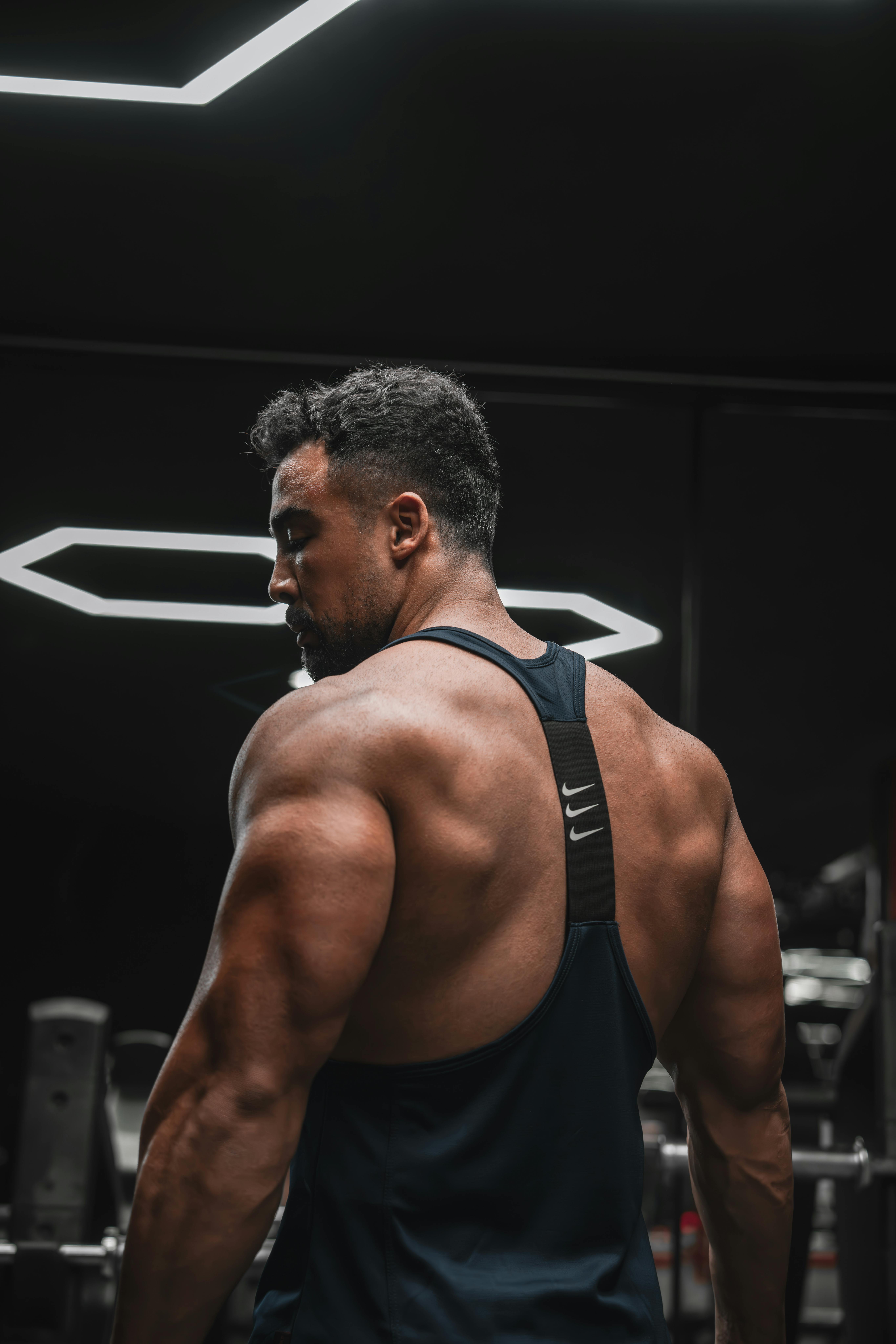 Back view of muscular man in gym environment · Free Stock Photo
