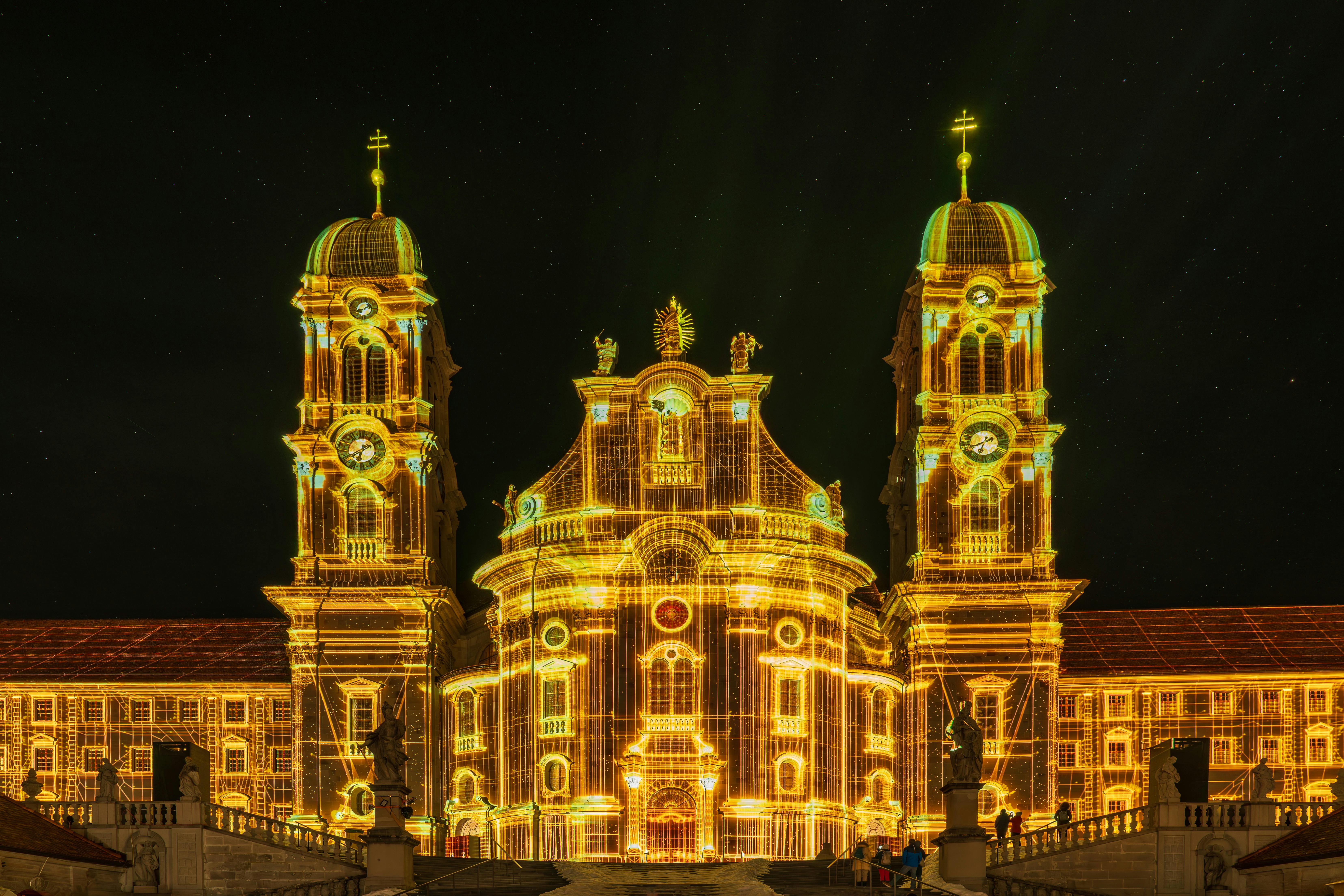 Catedral Barroca Iluminada Por La Noche · Foto de stock gratuita