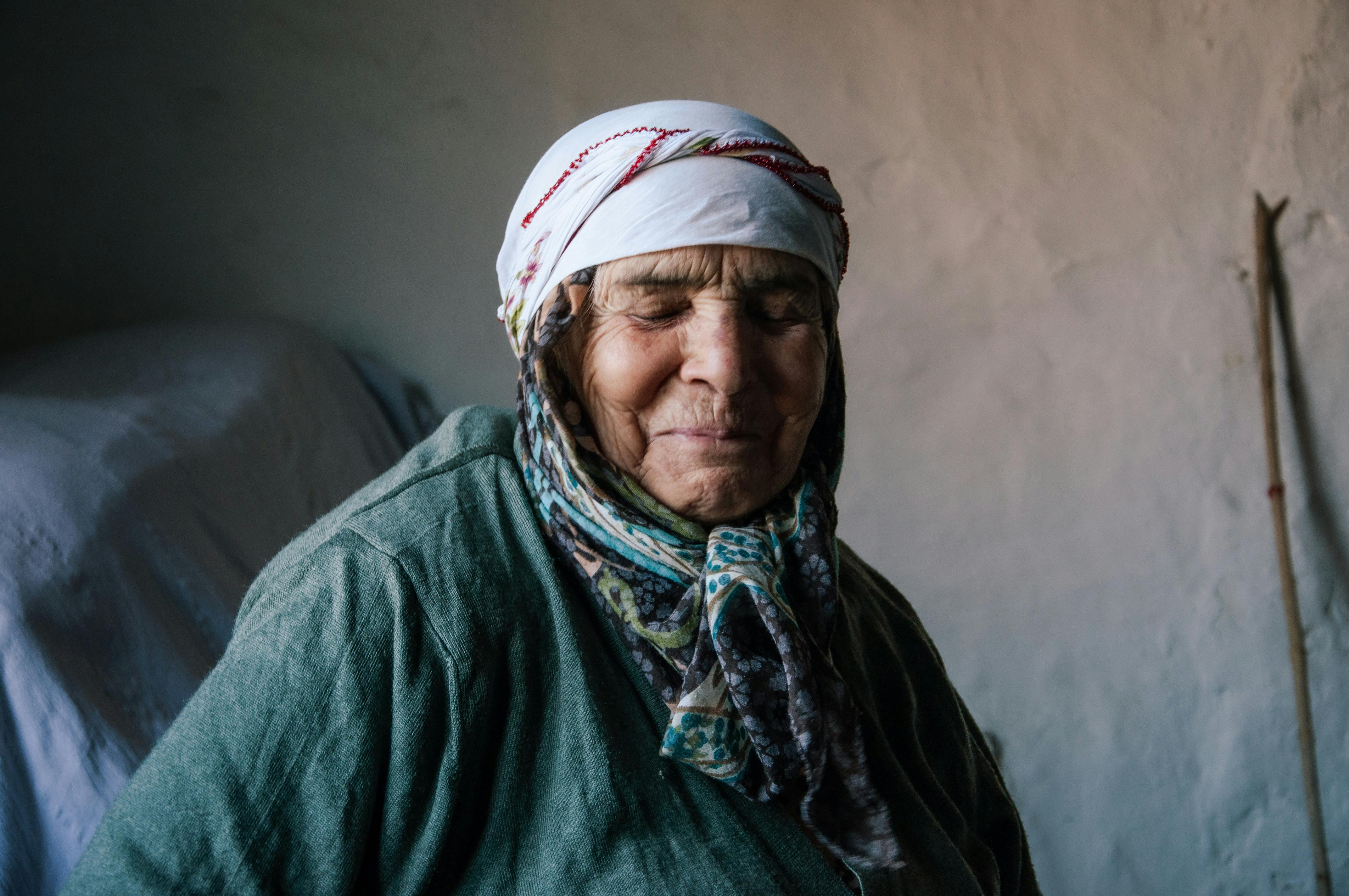 Humble Women Photos, Download The BEST Free Humble Women Stock Photos ...