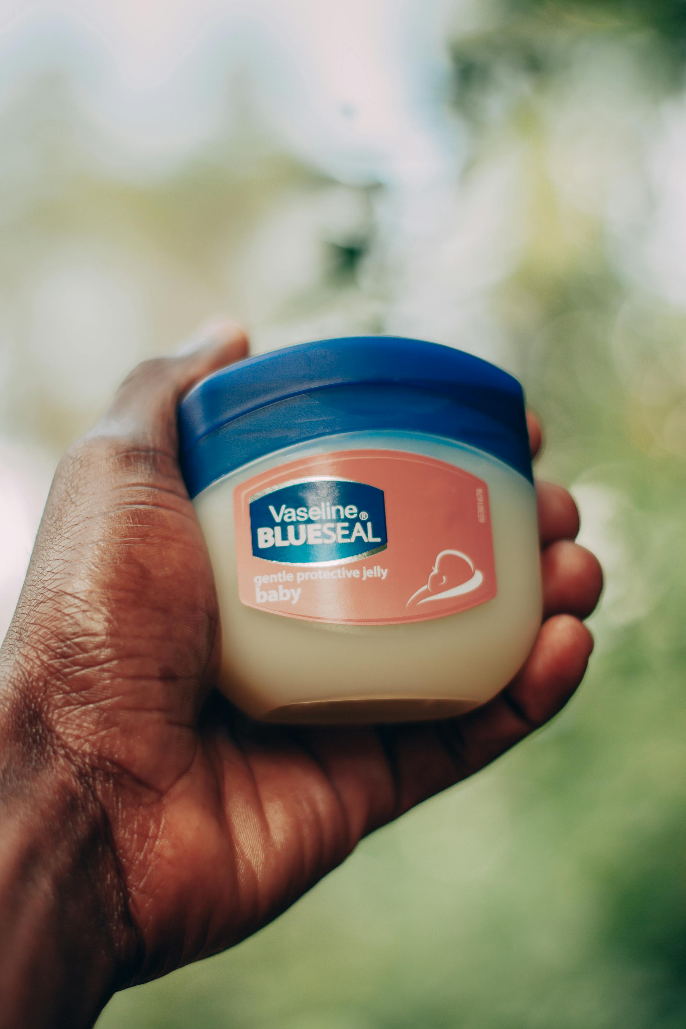 Primer Plano De Una Mano Que Sostiene Un Frasco De Vaselina Con Sello ...