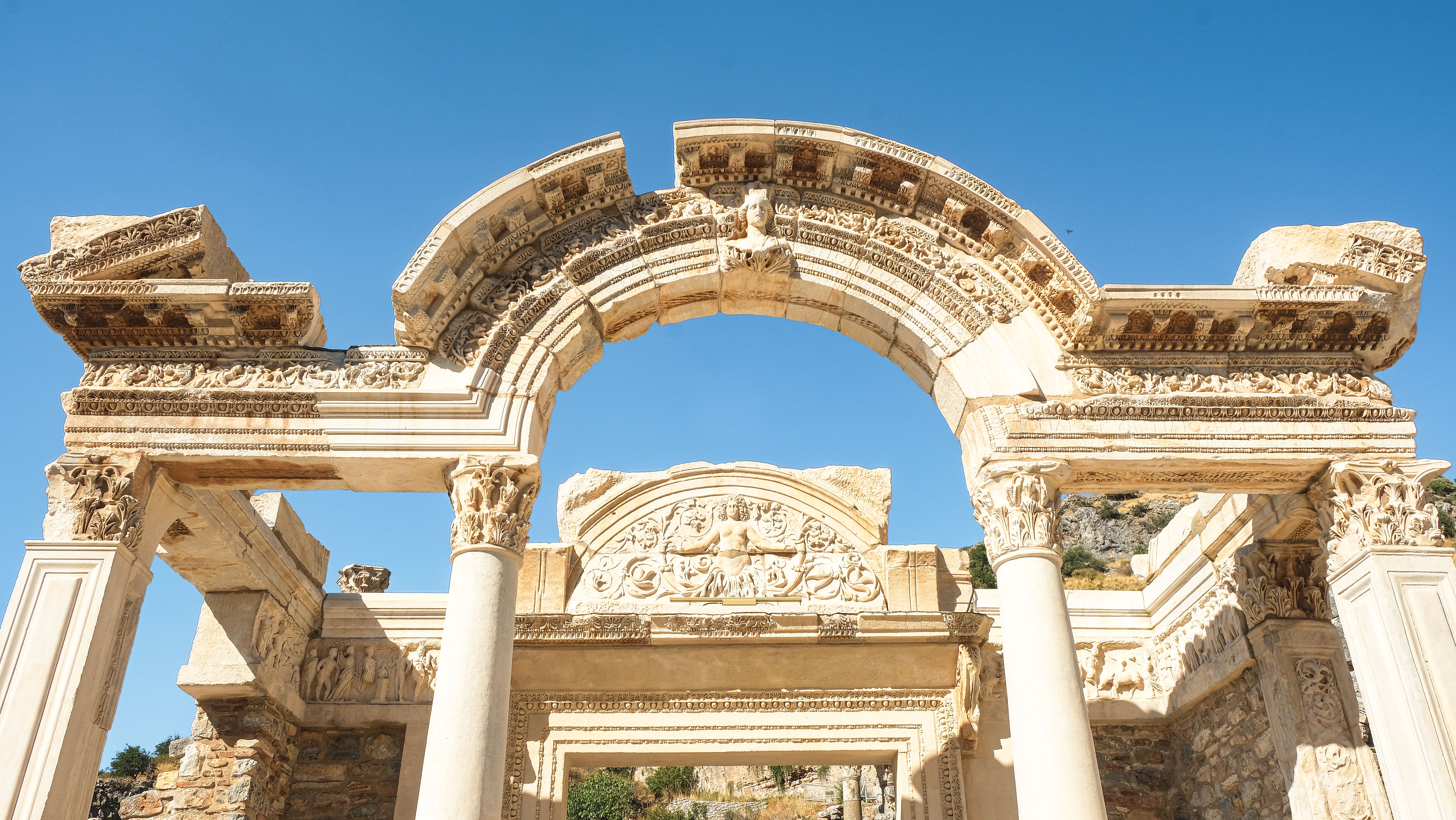 İzmir Efes'teki Antik Roma Kemeri · Ücretsiz Stok Fotoğraf