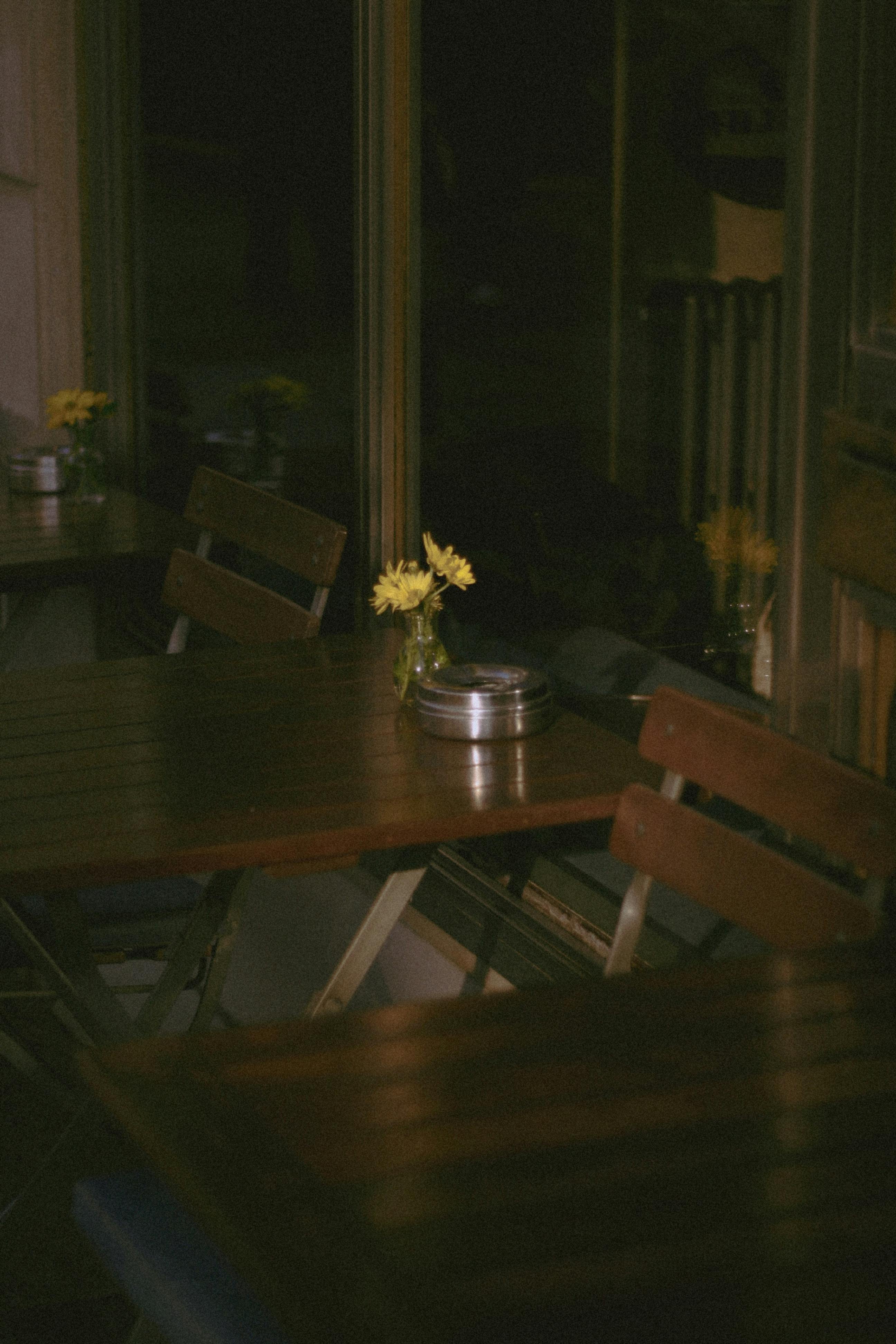 Cozy Dimly Lit Café with Wooden Tables · Free Stock Photo