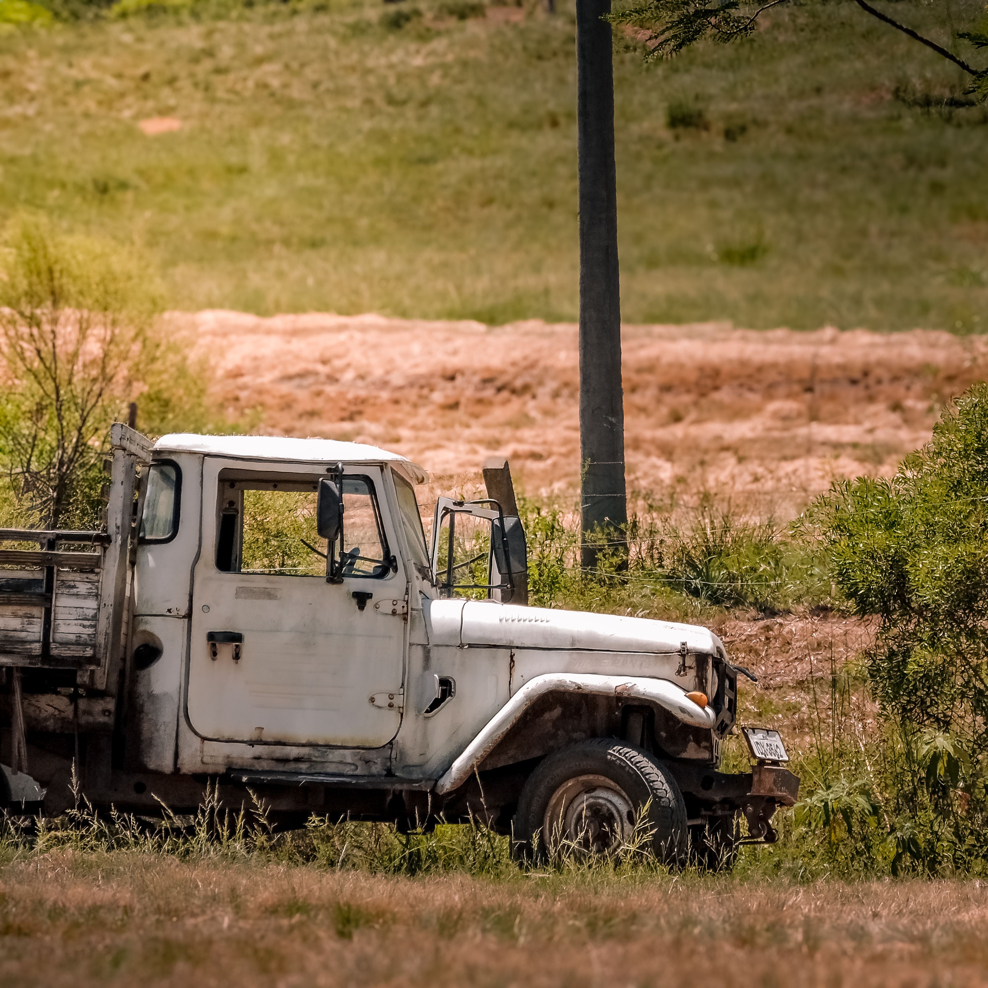 Camioneta Rústica Vintage En El Campo Brasileño · Foto de stock gratuita