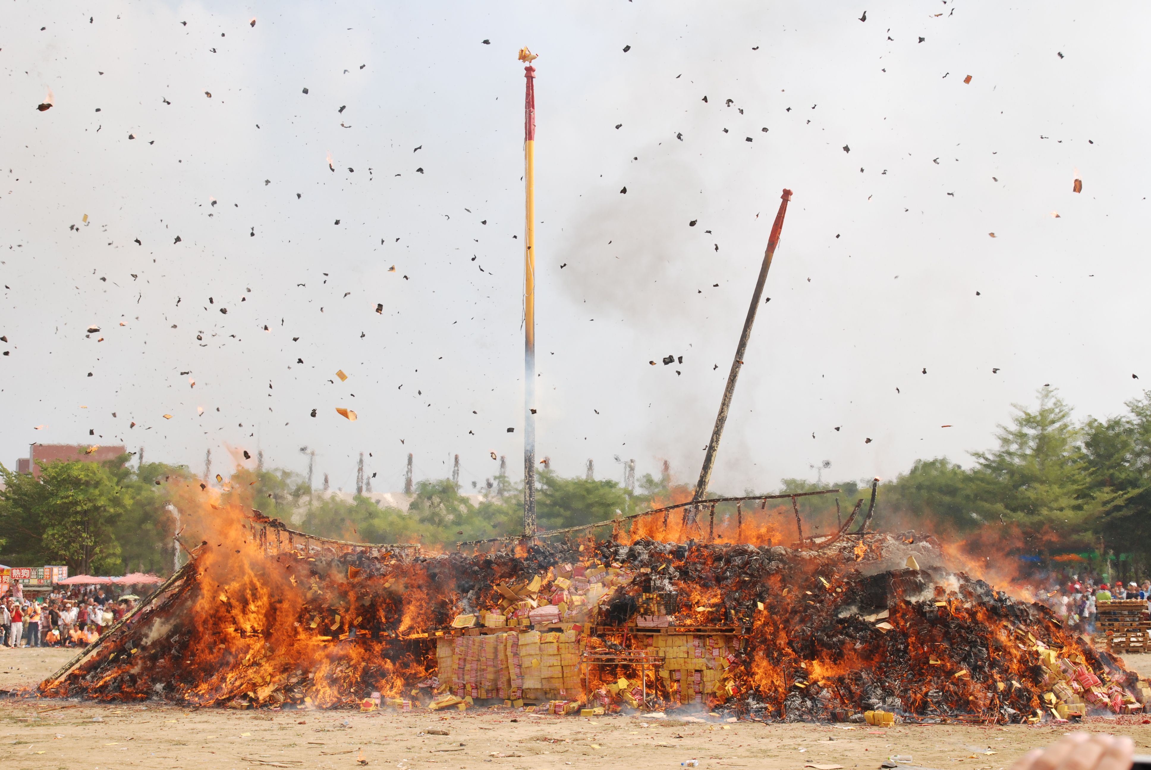 Fiesta Tradicional Hoguera Con Cenizas Volantes · Foto de stock gratuita
