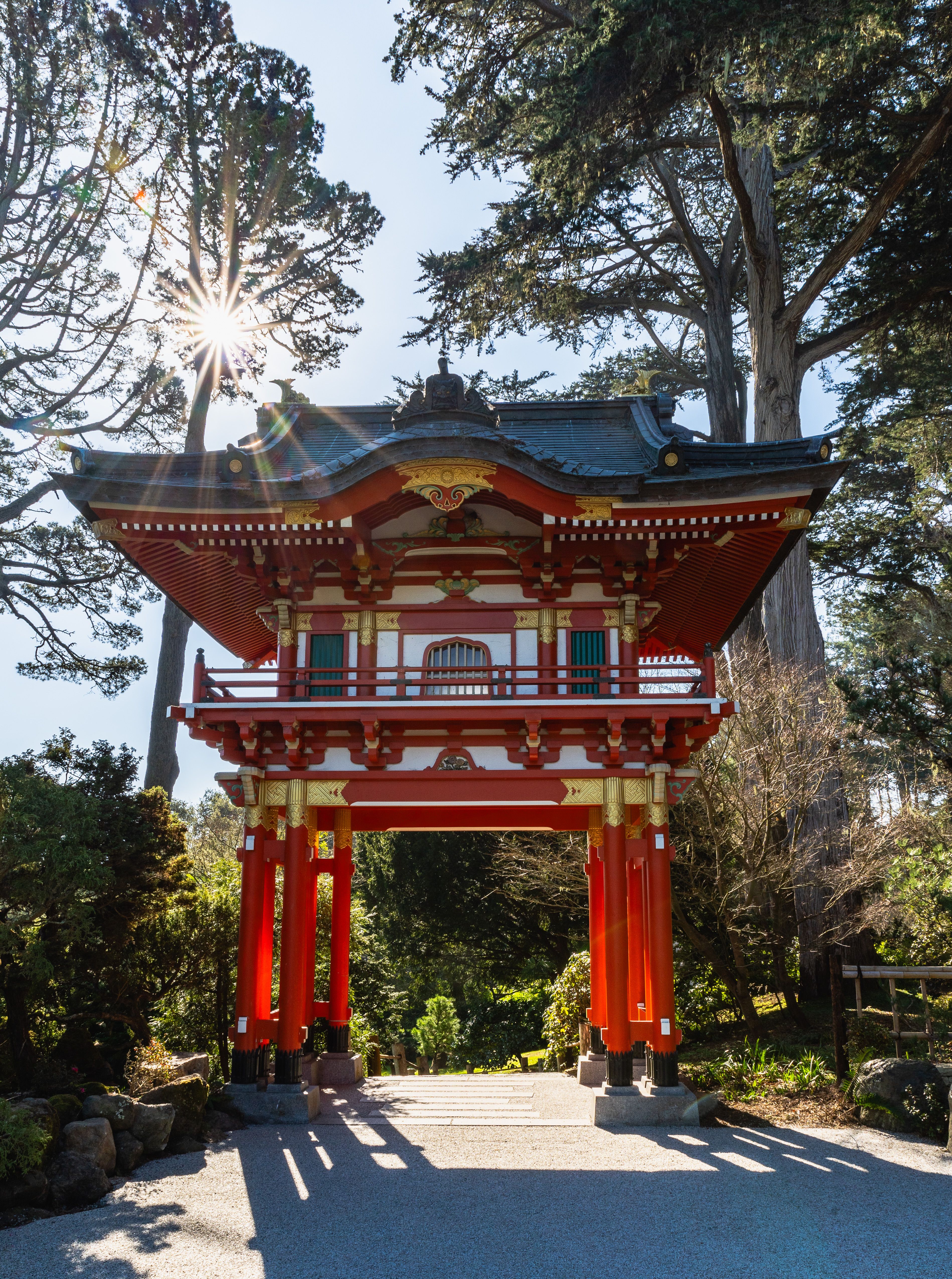 Traditional Japanese Gate in Sunlight · Free Stock Photo