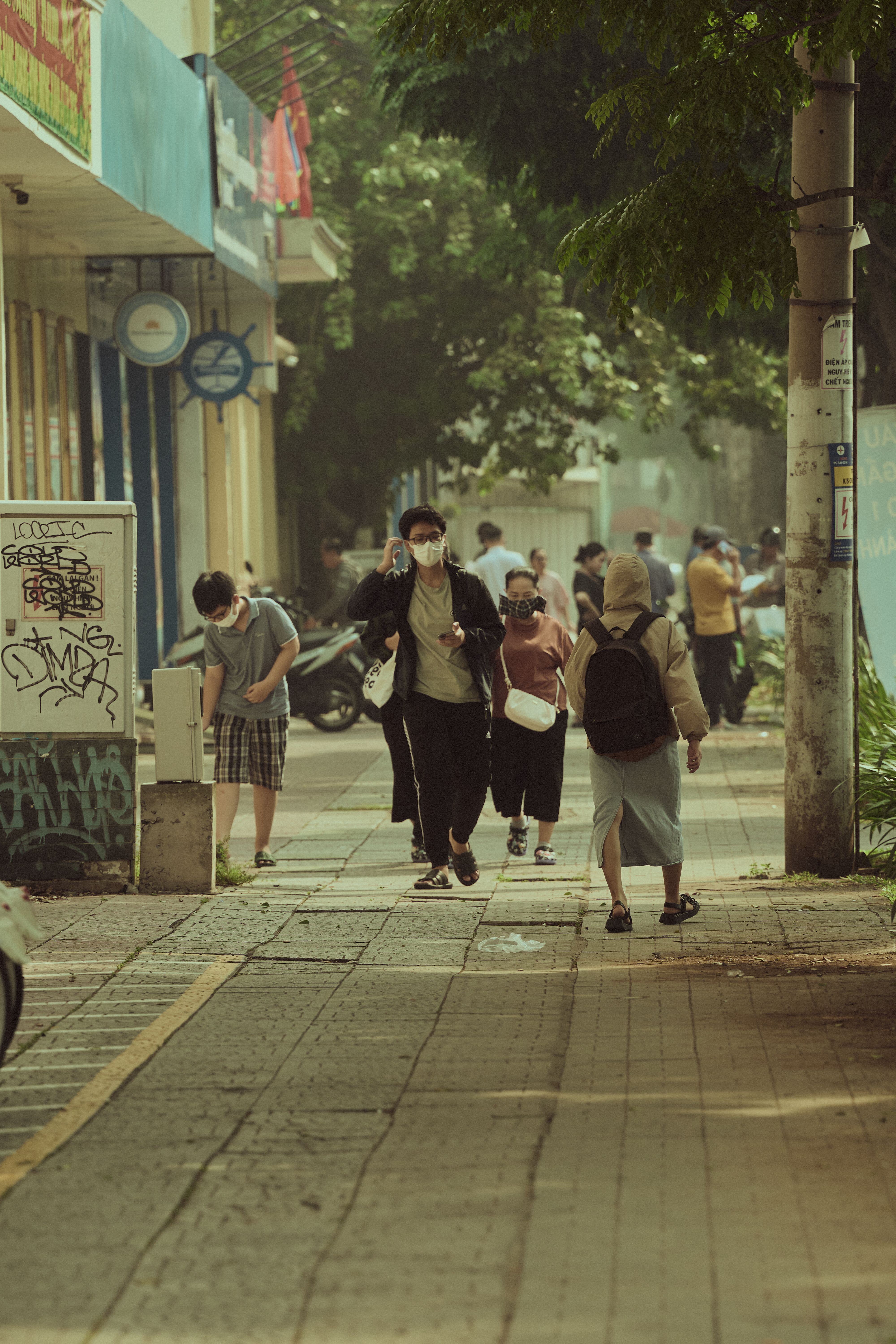 Urban Street Scene with Pedestrians in Masks · Free Stock Photo