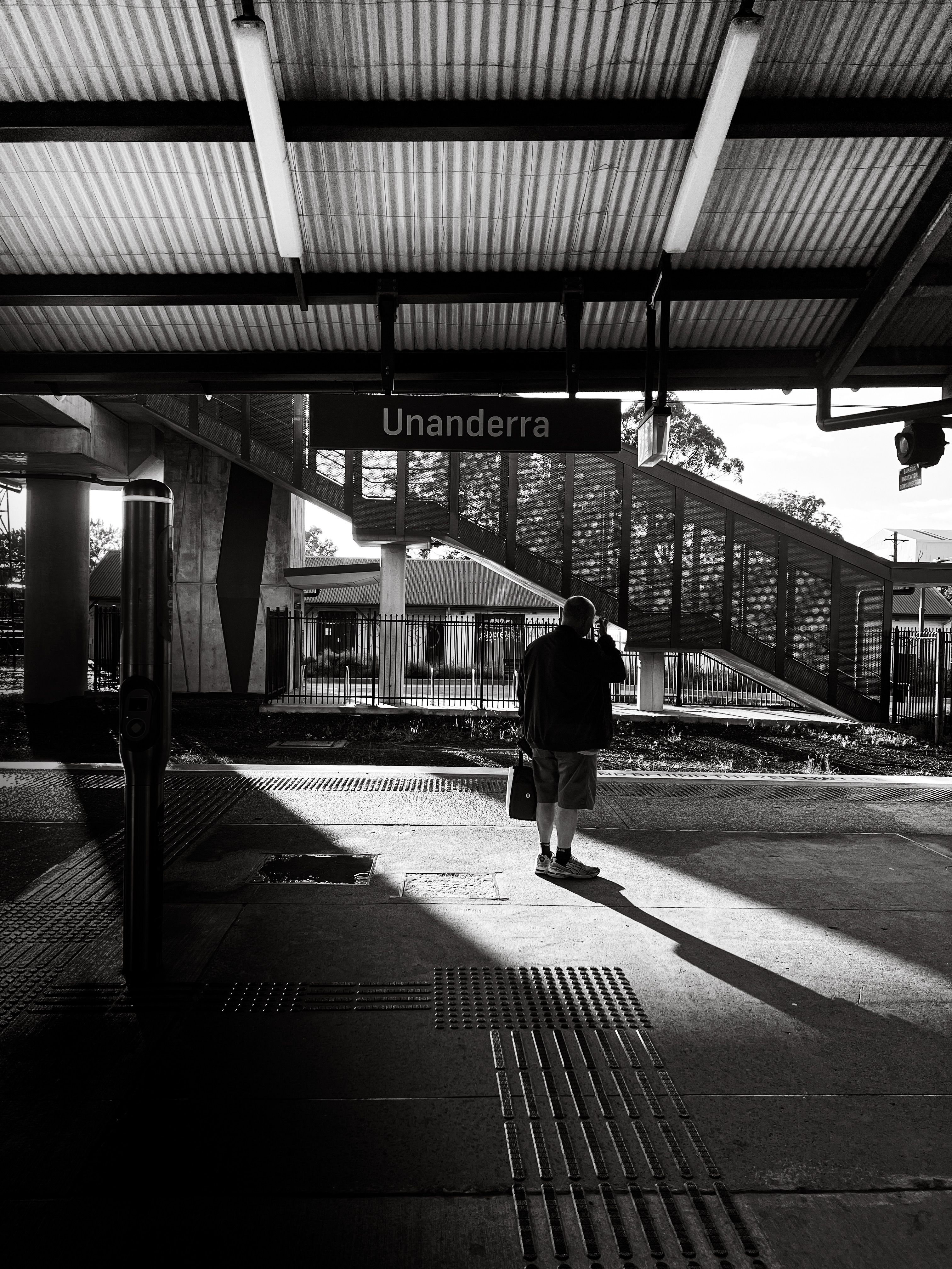 Unanderra Train Station in Black and White · Free Stock Photo