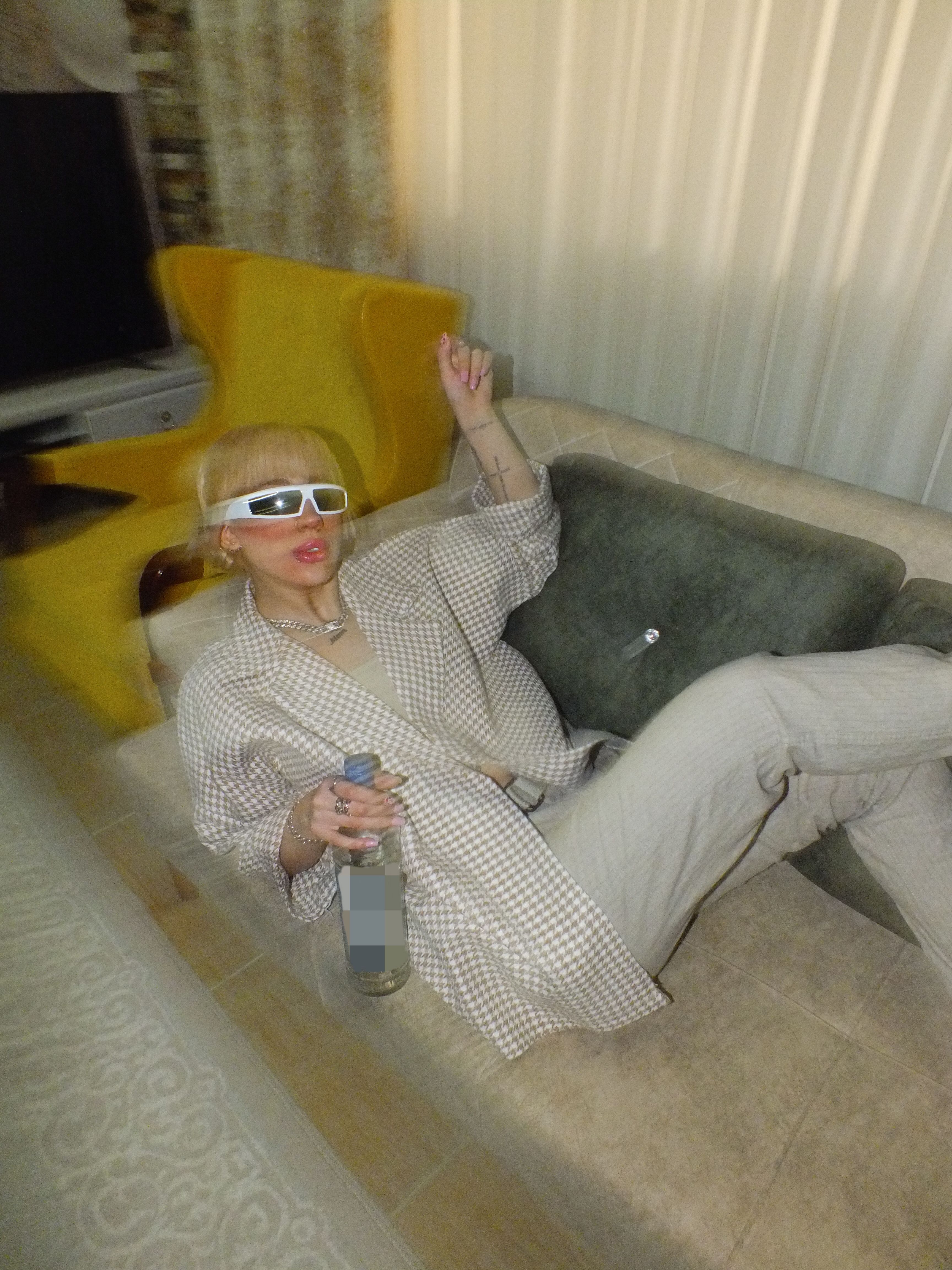 Couch People Photos, Download The BEST Free Couch People Stock Photos ...