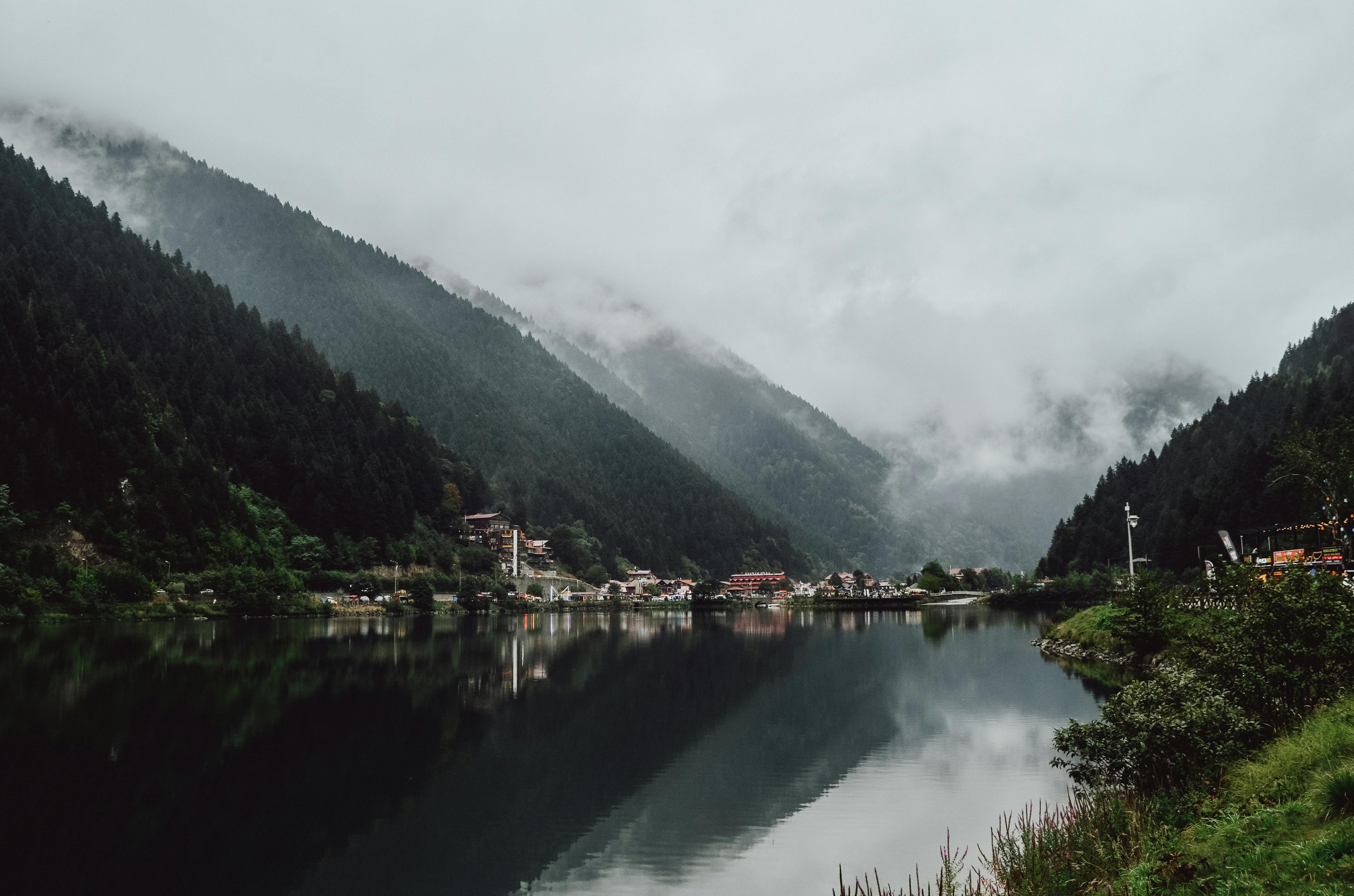 Serene Cloud-Covered Mountain Lake View · Free Stock Photo