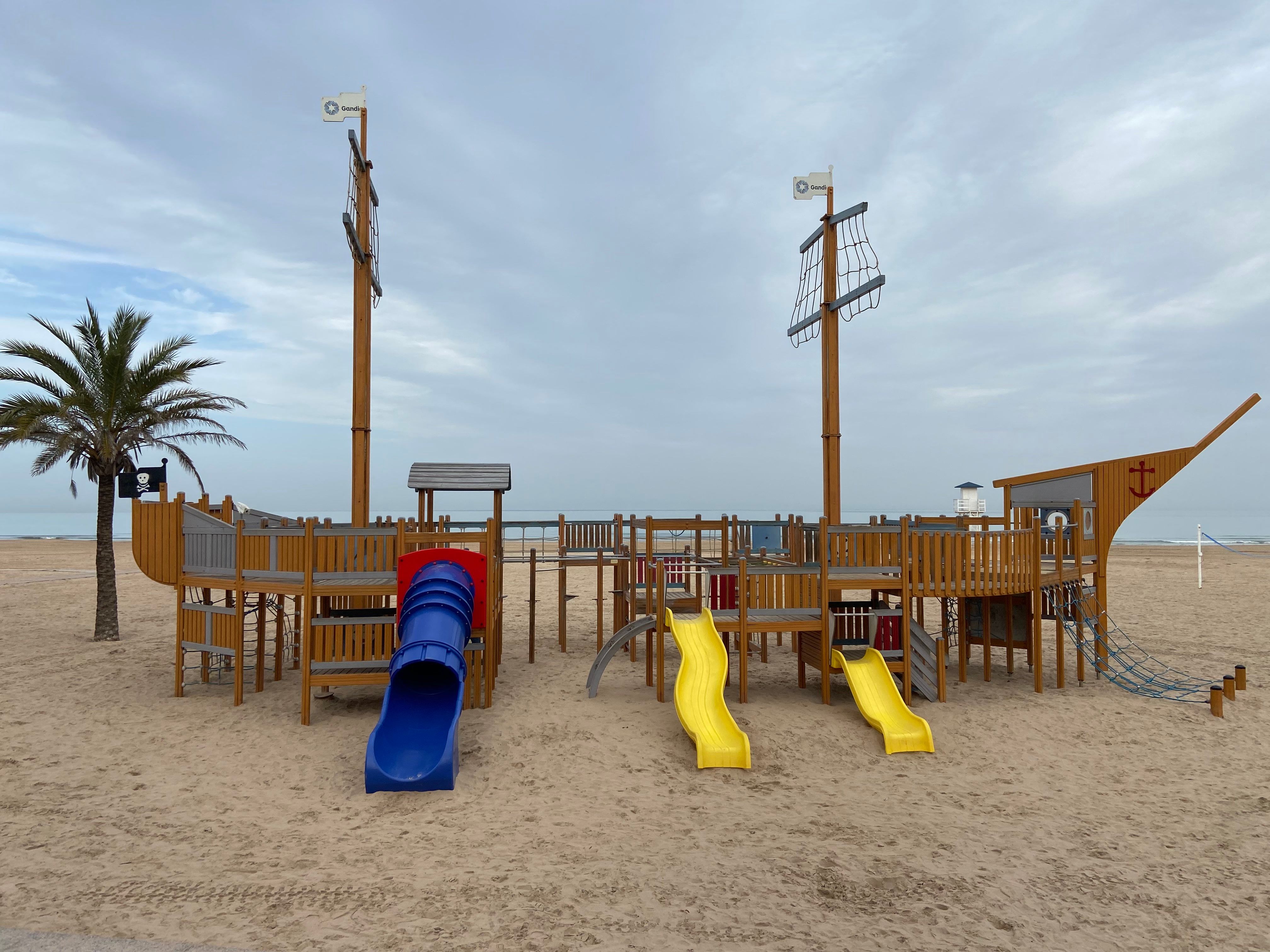 Parque Infantil Con Barcos Piratas De Colores En La Playa De Gandía ...