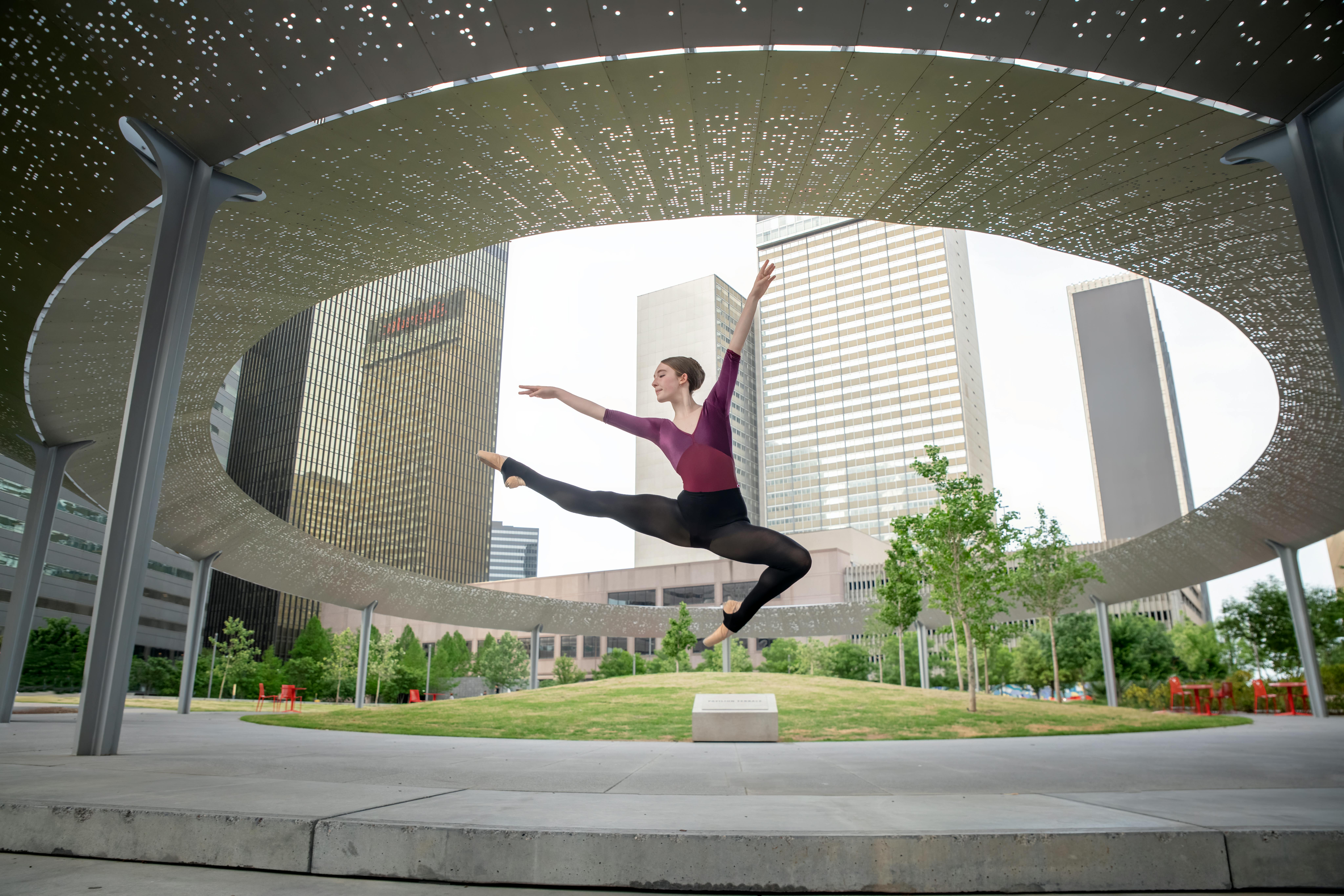 Bailarina Elegante Saltando En Un Pabellón Urbano · Foto de stock gratuita