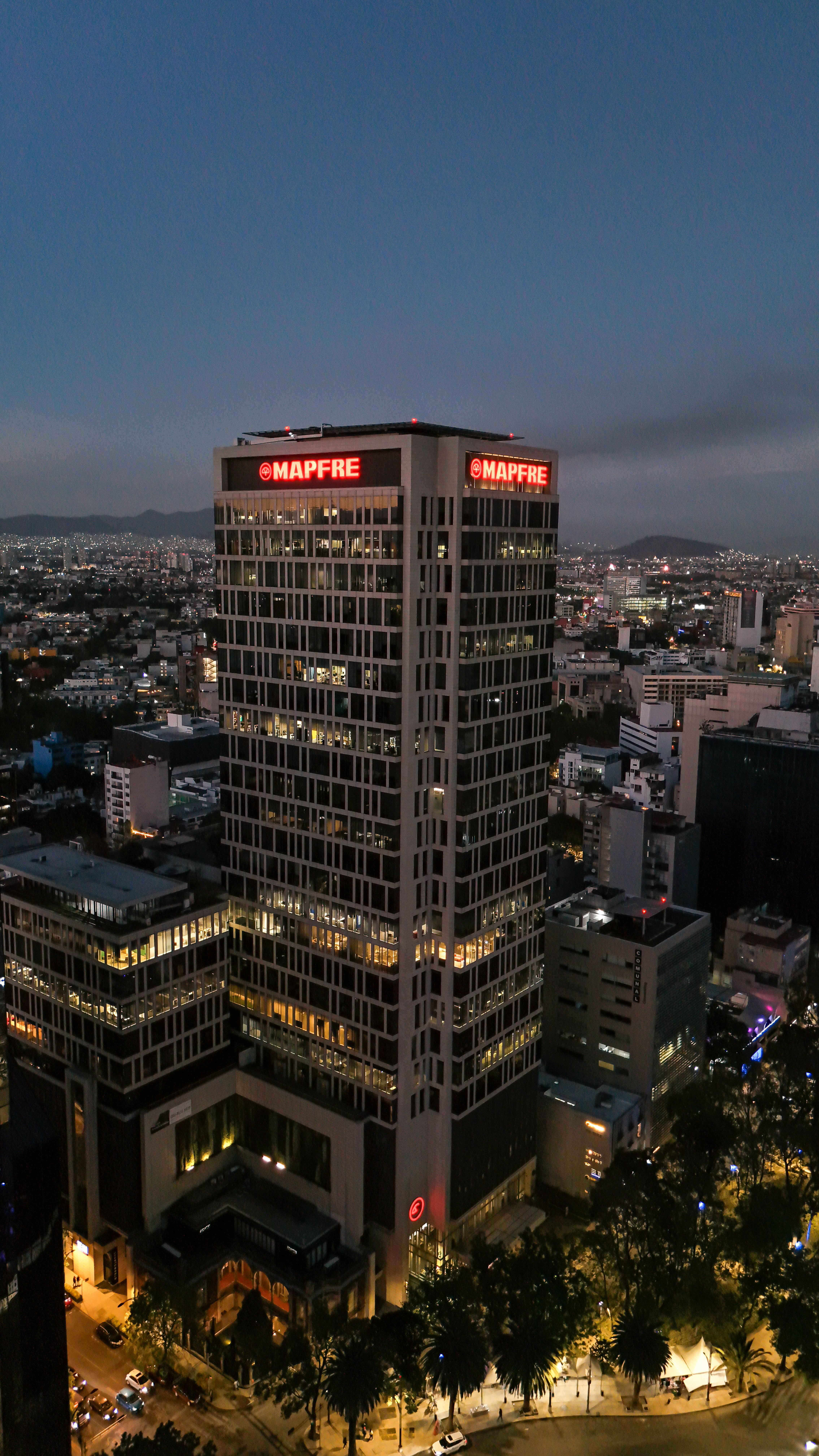 Mexico City Skyline with MAPFRE Tower at Dusk · Free Stock Photo