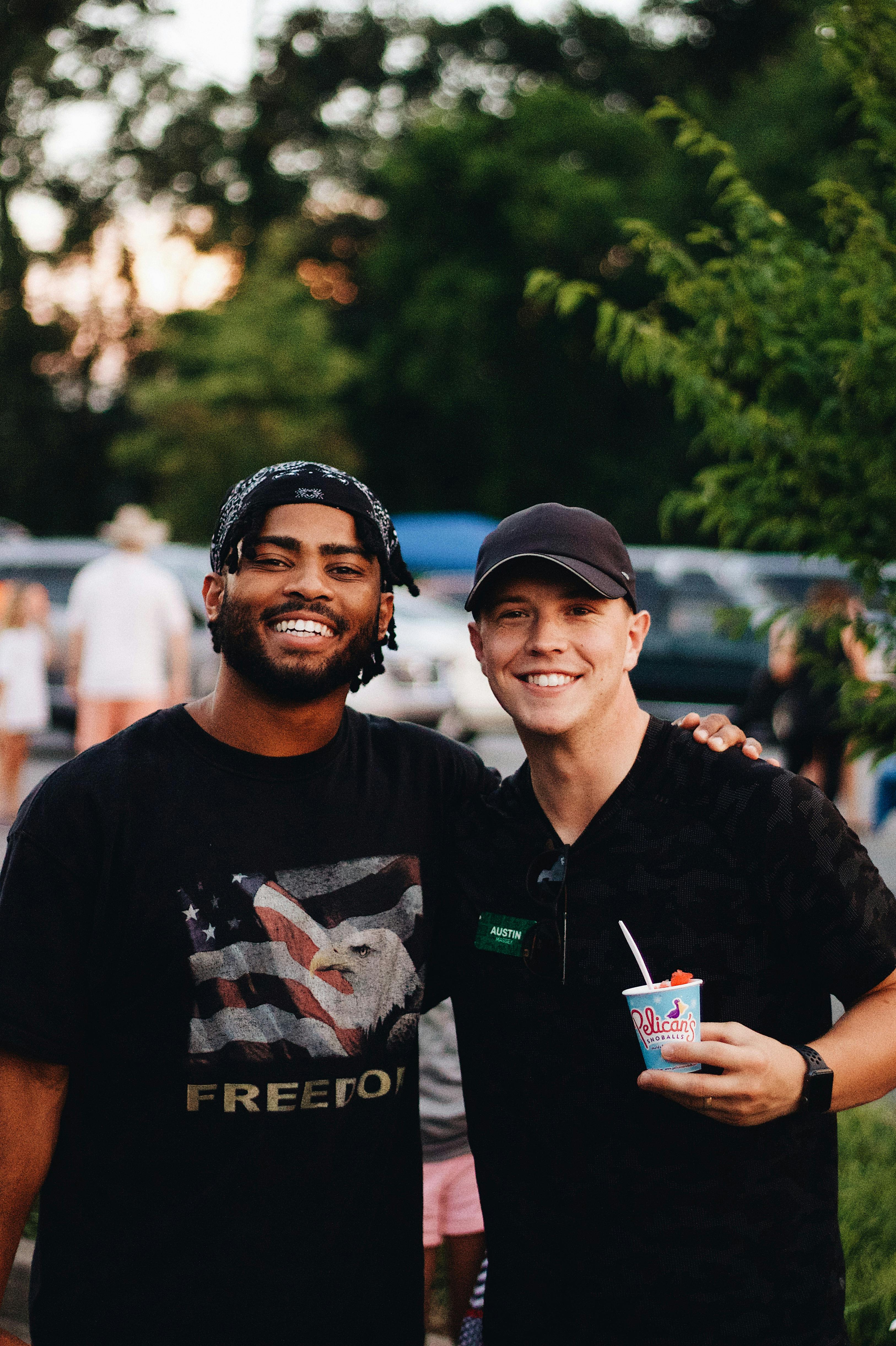 Alegre Reunión De Verano Con Amigos Celebrando · Foto de stock gratuita