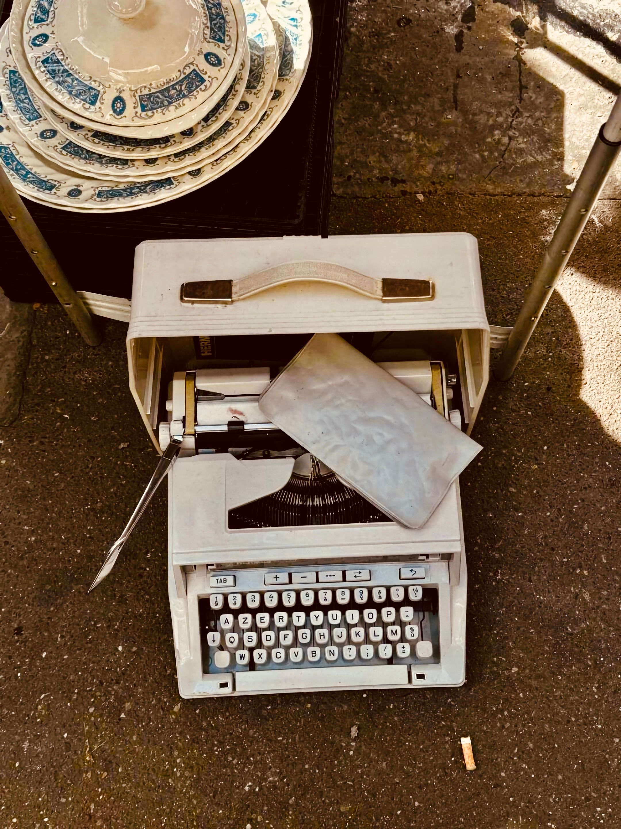 Vintage Typewriter on Outdoor Market Display · Free Stock Photo