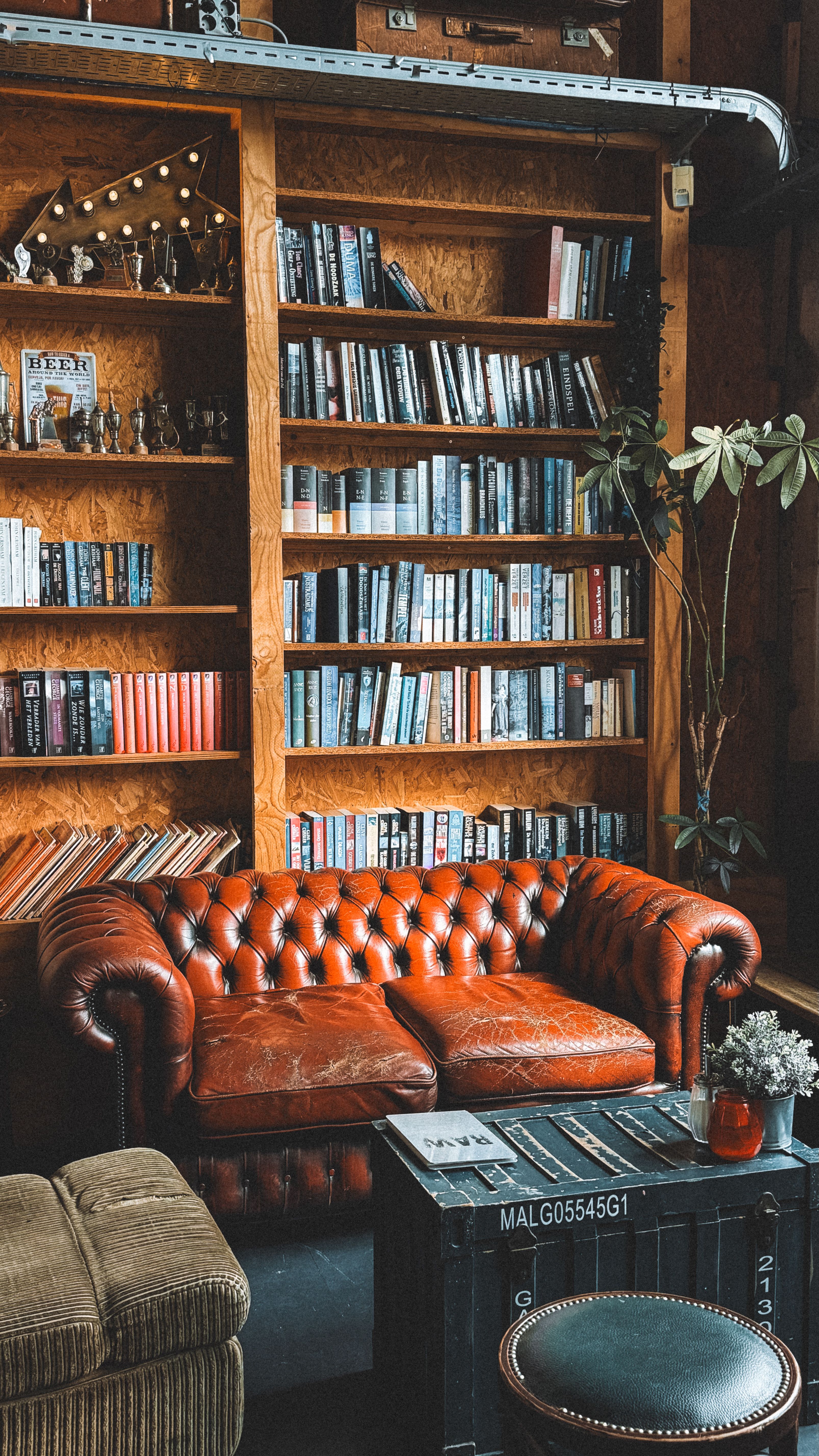 Cozy Library with Leather Sofa and Bookshelves · Free Stock Photo