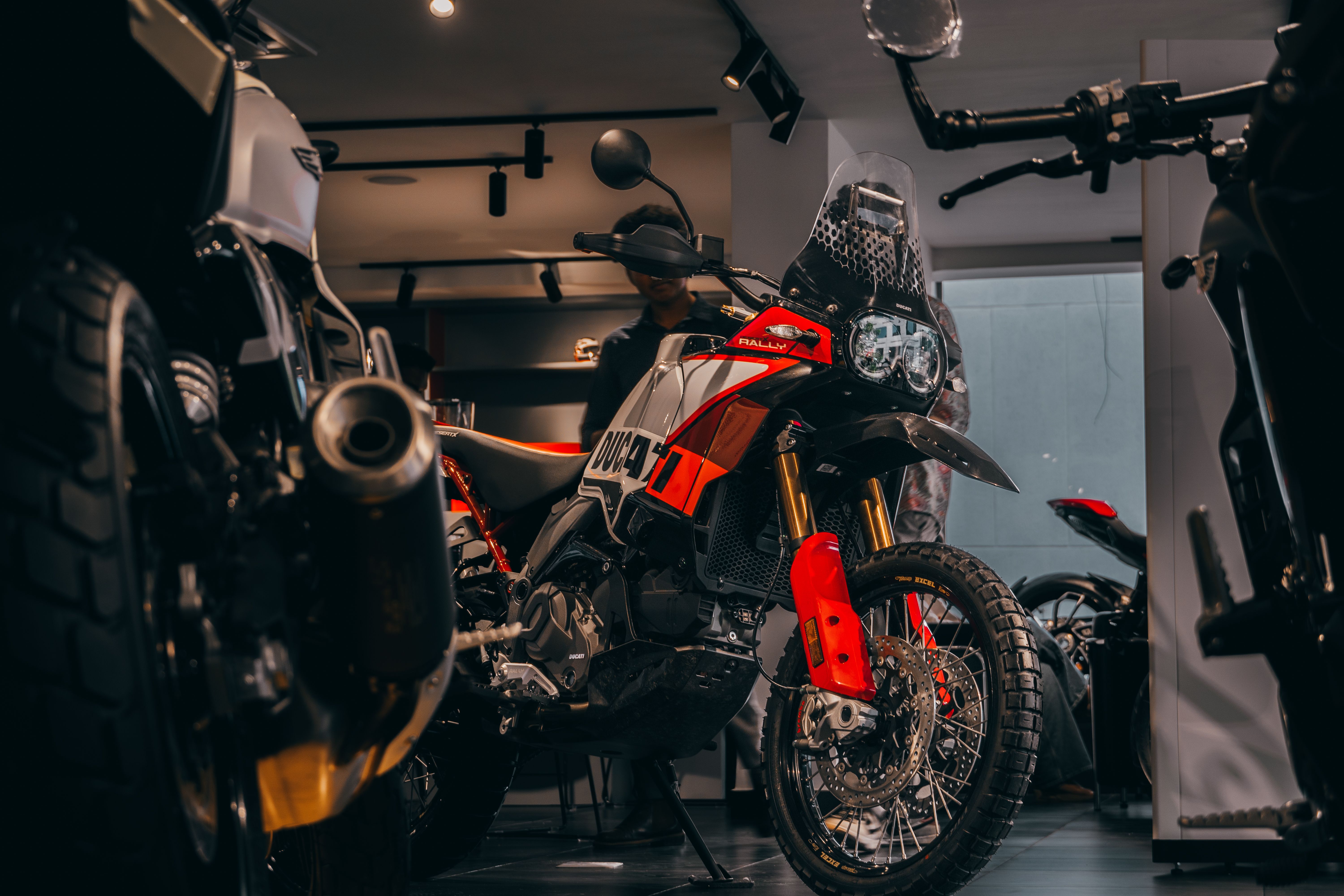 Showroom Display of Modern Adventure Motorcycles · Free Stock Photo