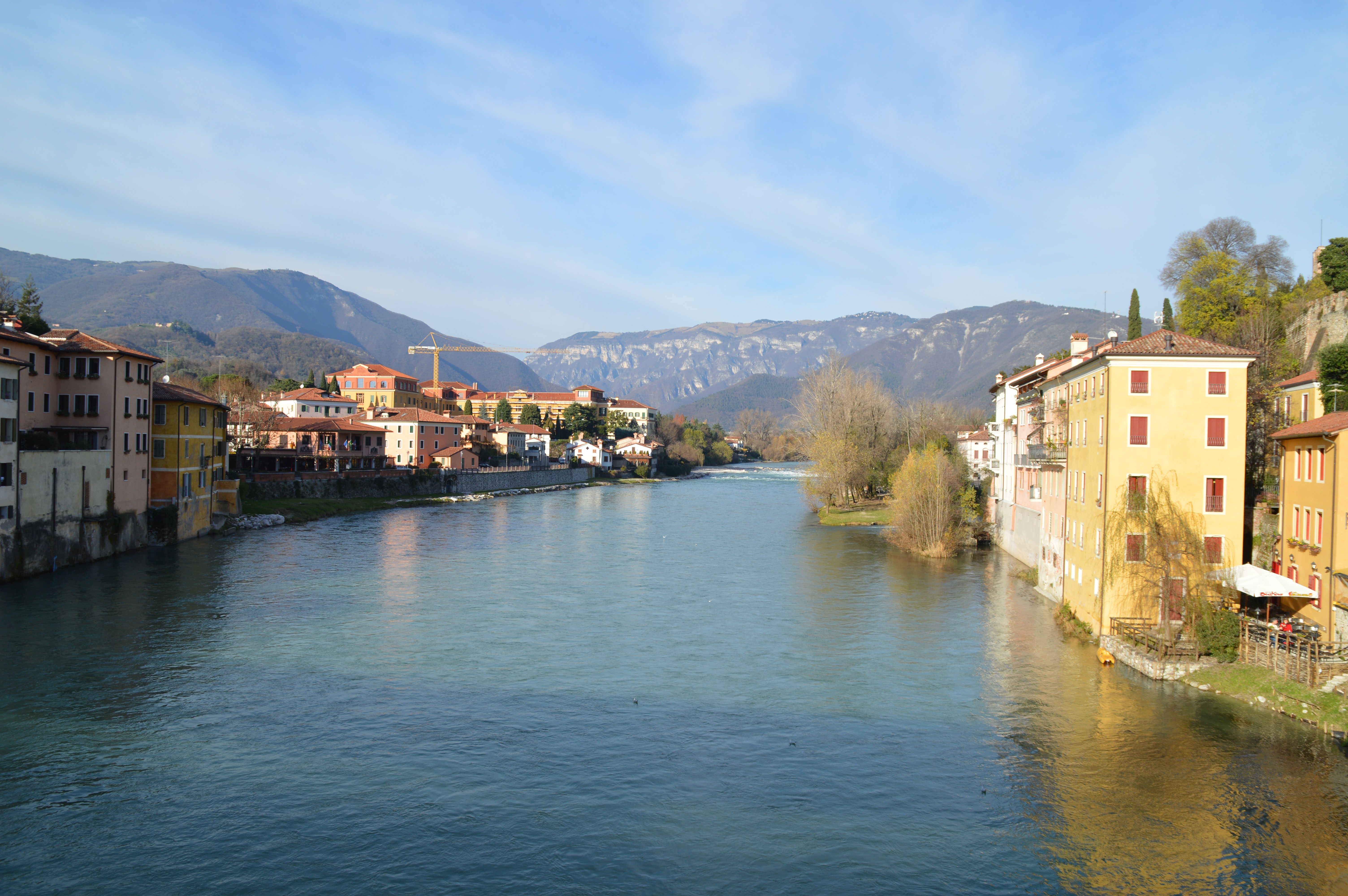 Paisaje Urbano Italiano Junto A Un Río Y Con Montañas · Foto de stock ...
