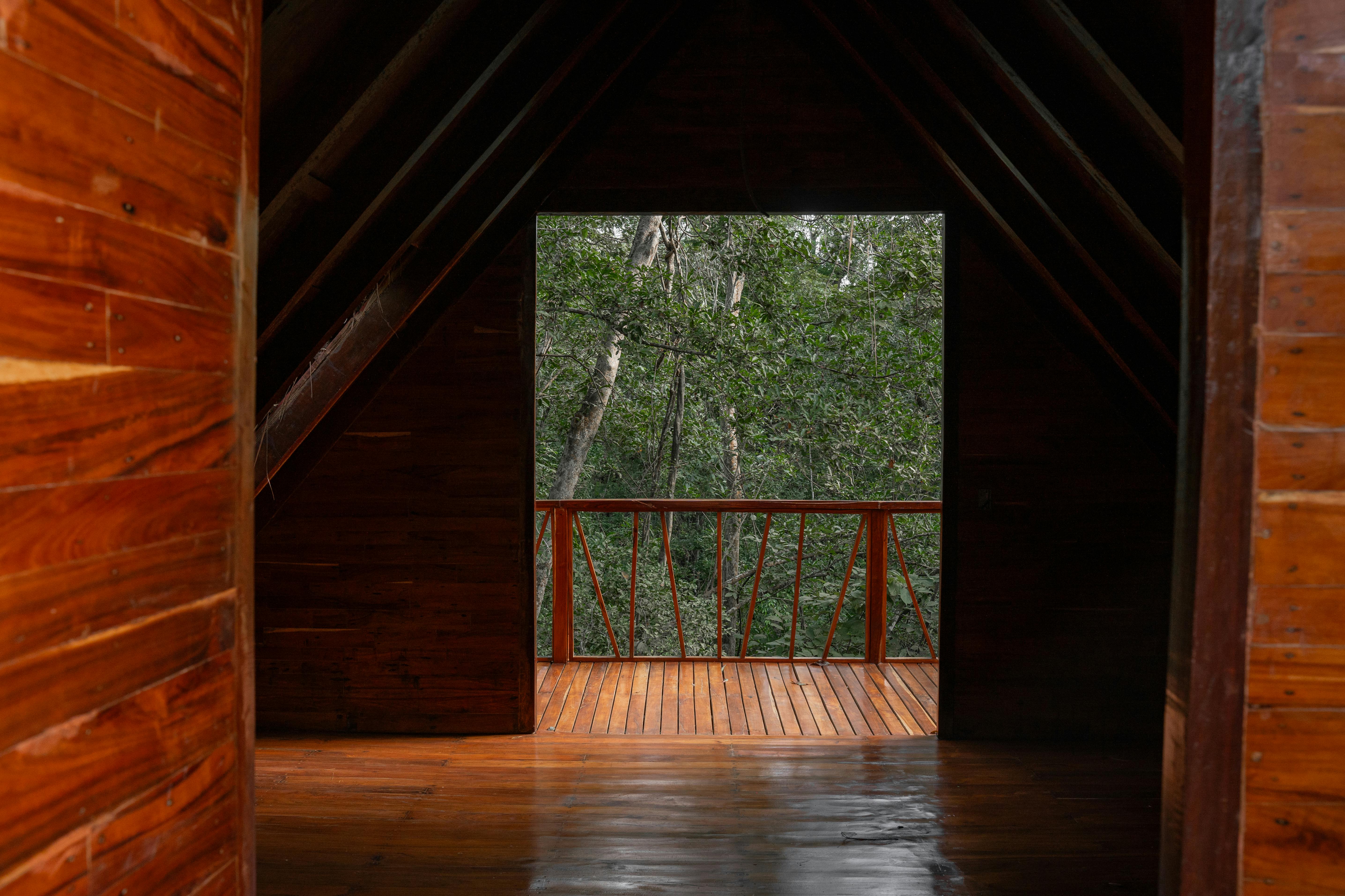 Cozy Wooden Cabin with Forest View Balcony · Free Stock Photo
