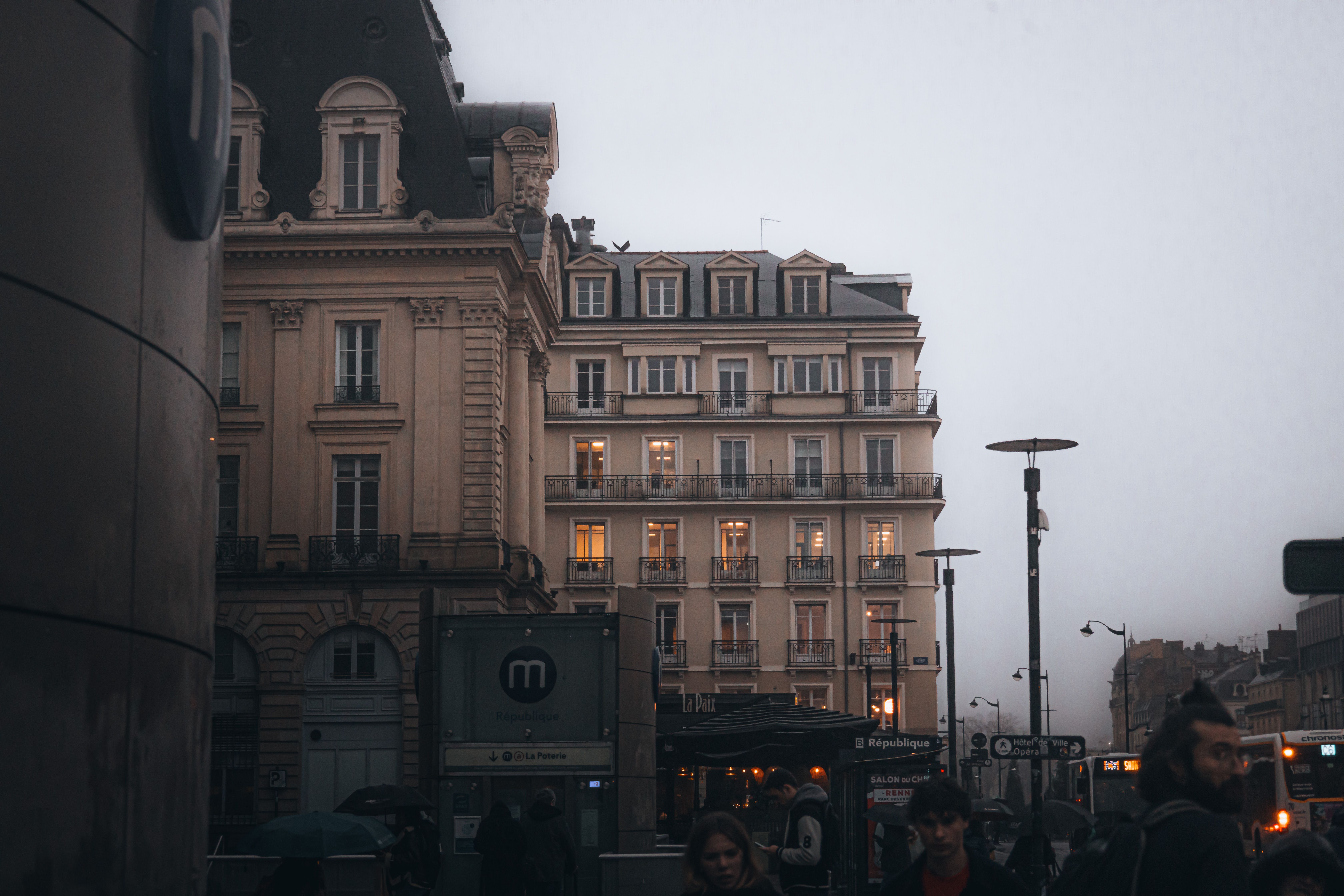 Evening Urban Scene with Classic Architecture · Free Stock Photo