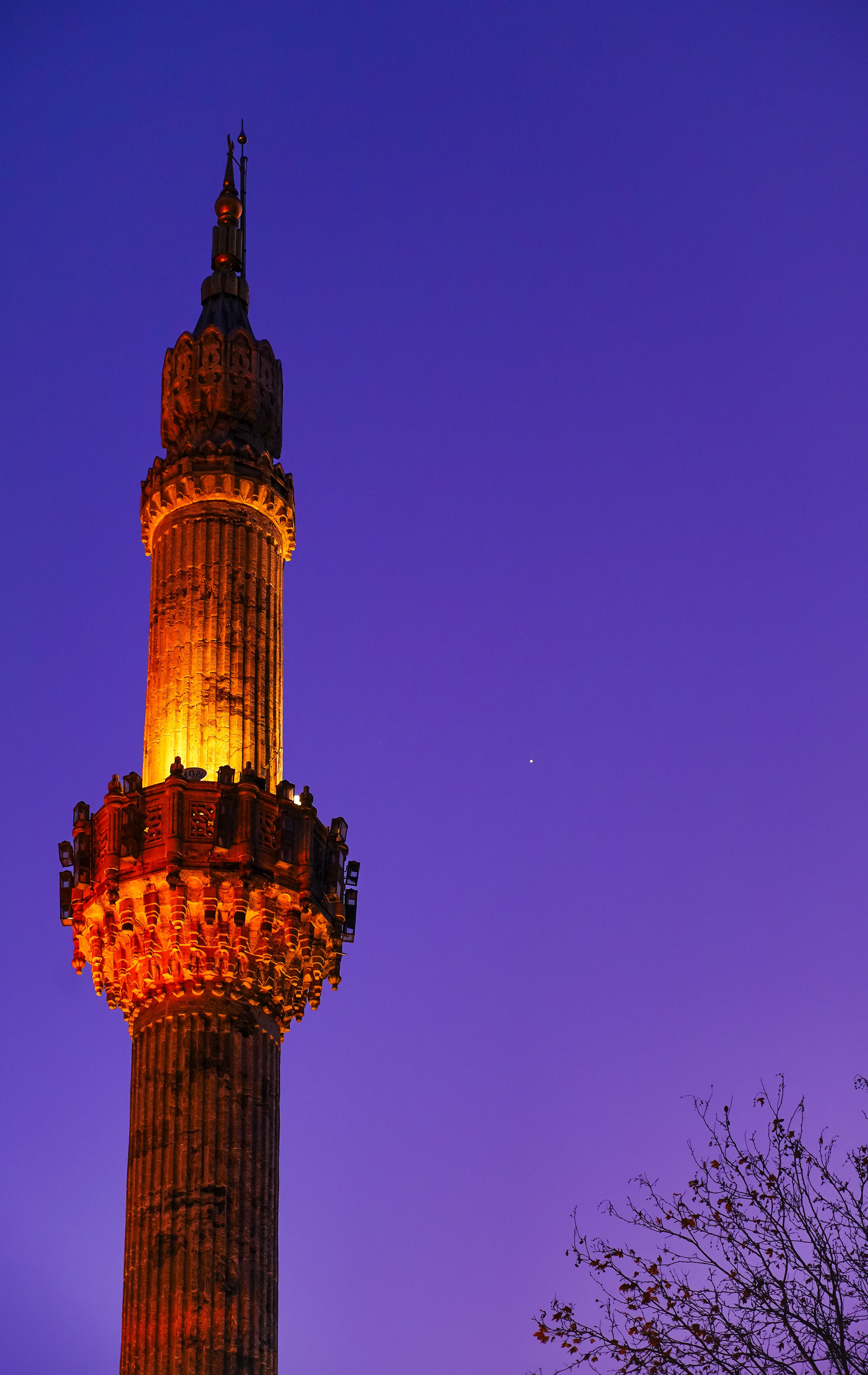 Minarete Iluminado Contra El Cielo Del Crepúsculo · Foto de stock gratuita