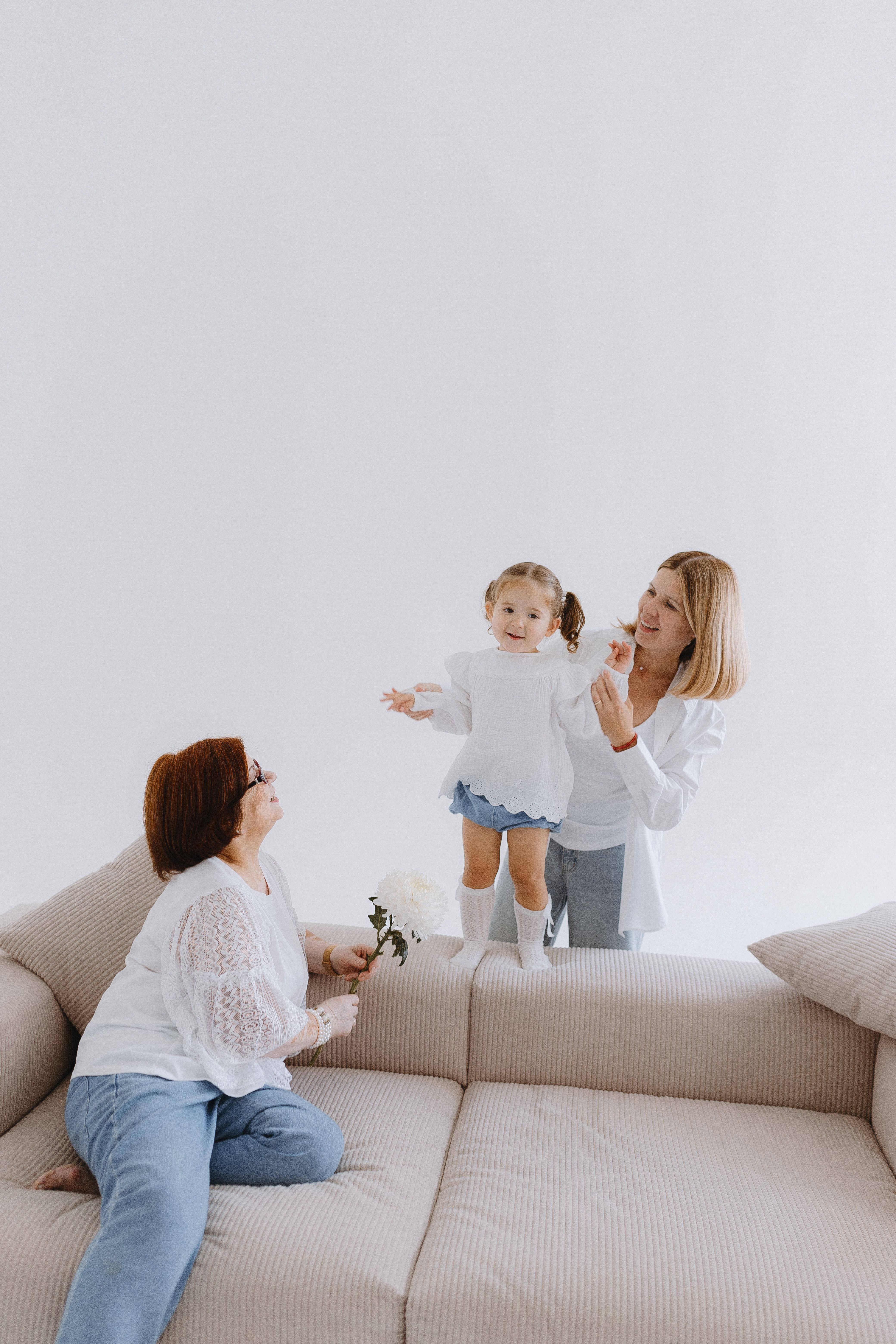 Momento De Unión Familiar Con Abuela, Madre E Hijo · Foto de stock gratuita