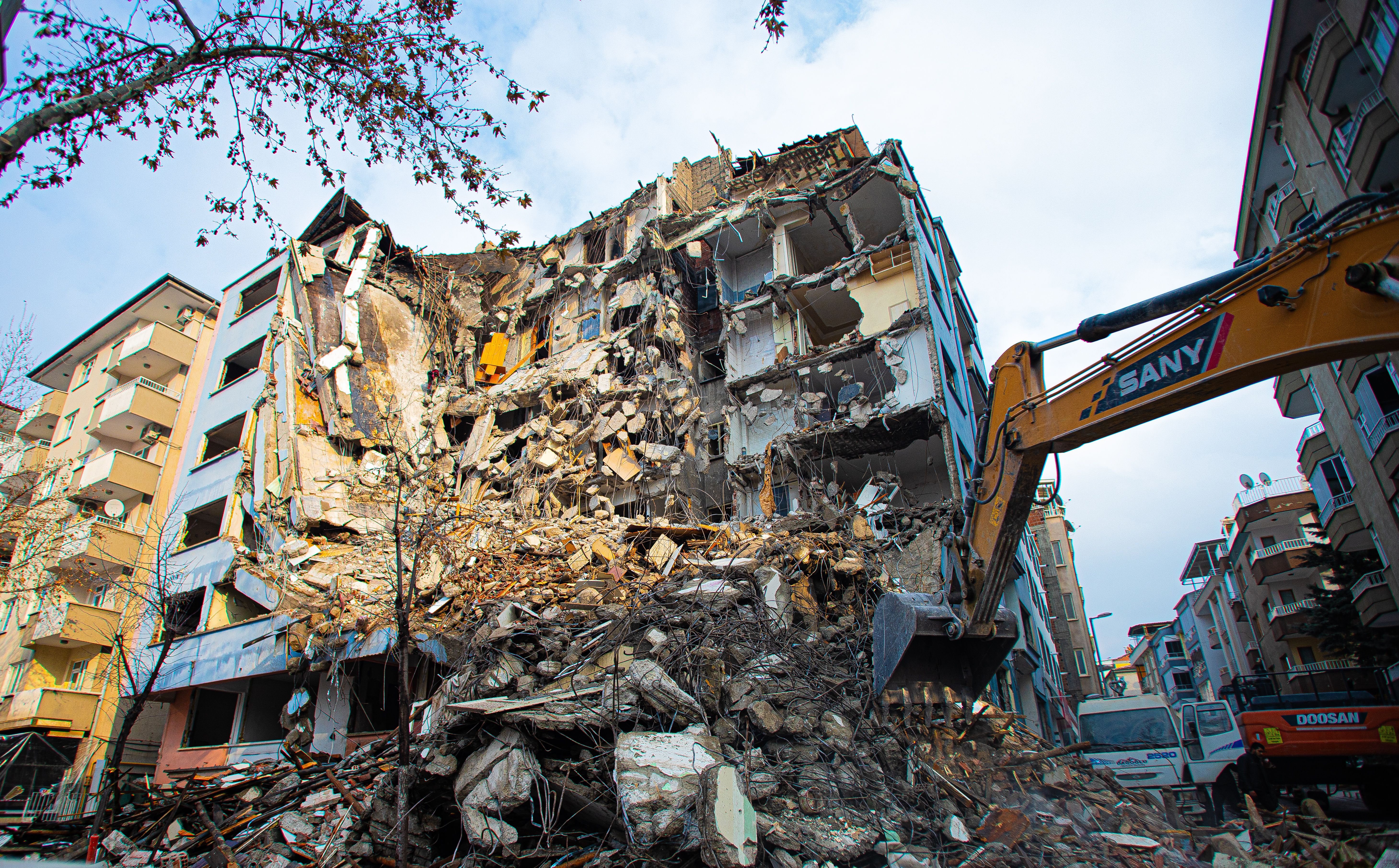 Earthquake Falls Building Photos, Download The BEST Free Earthquake ...