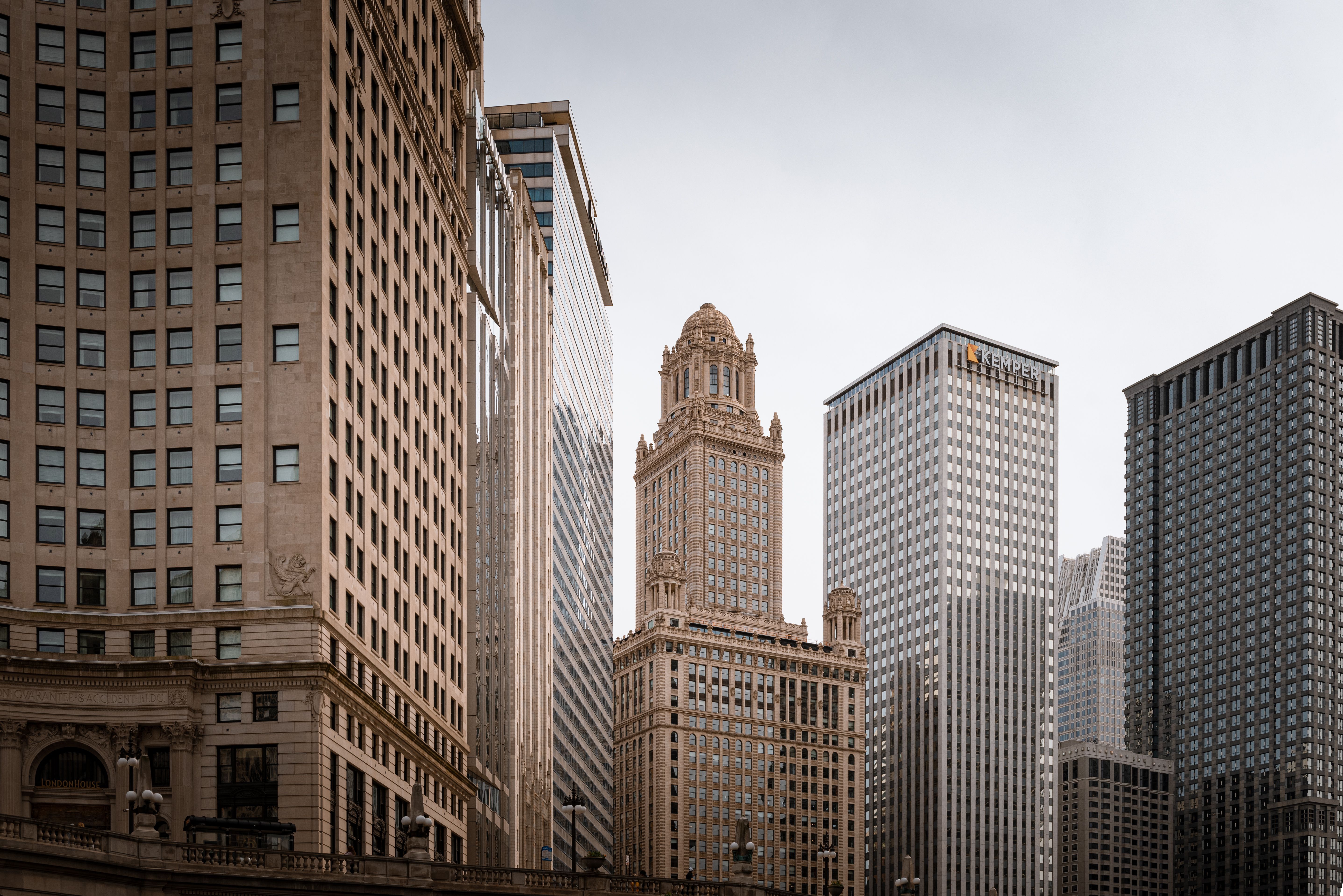 Stunning Chicago Skyline Featuring Iconic Architecture · Free Stock Photo